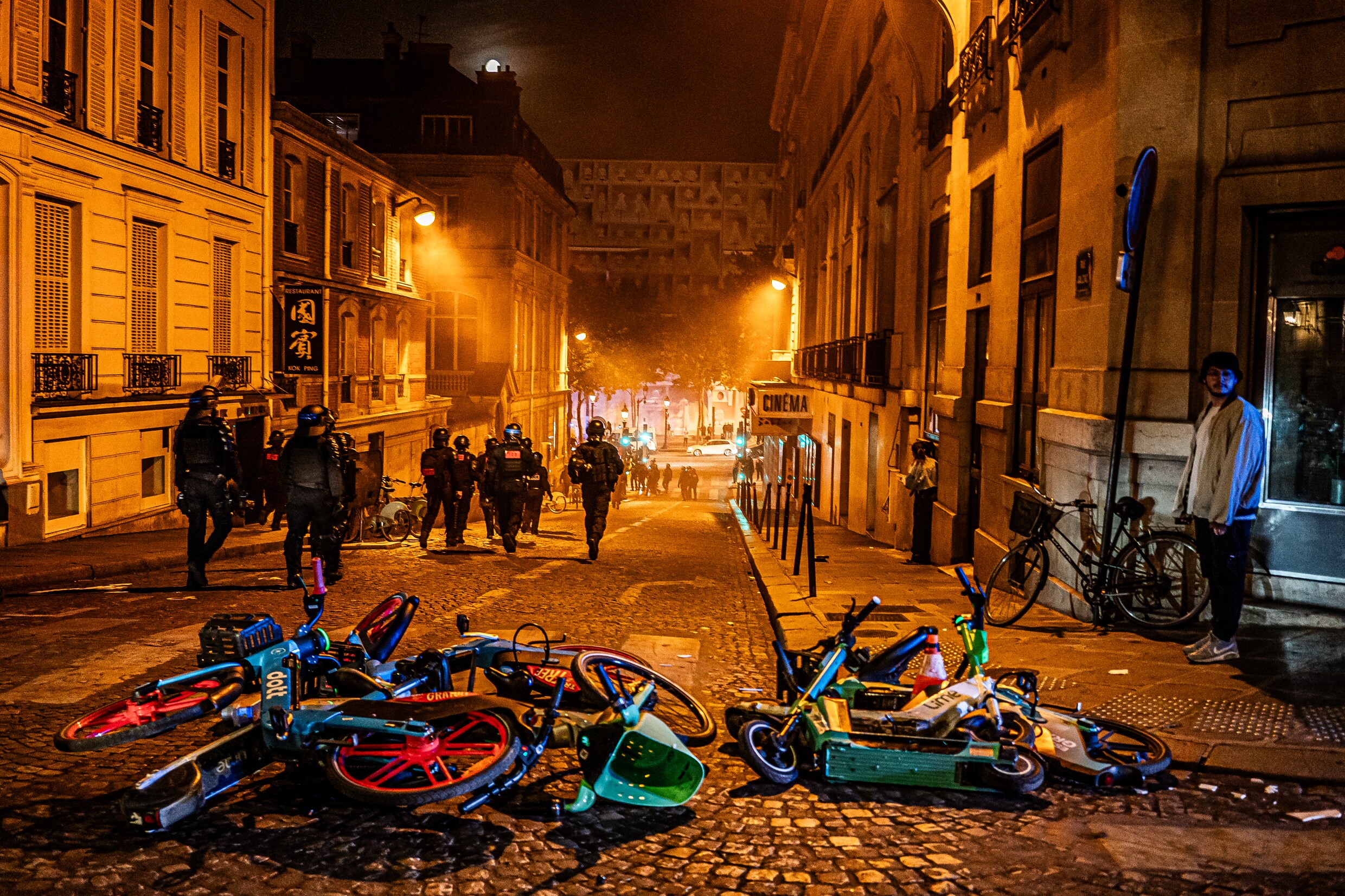 Man doodgeschoten met rubberkogel tijdens rellen in Marseille • Honderd ...