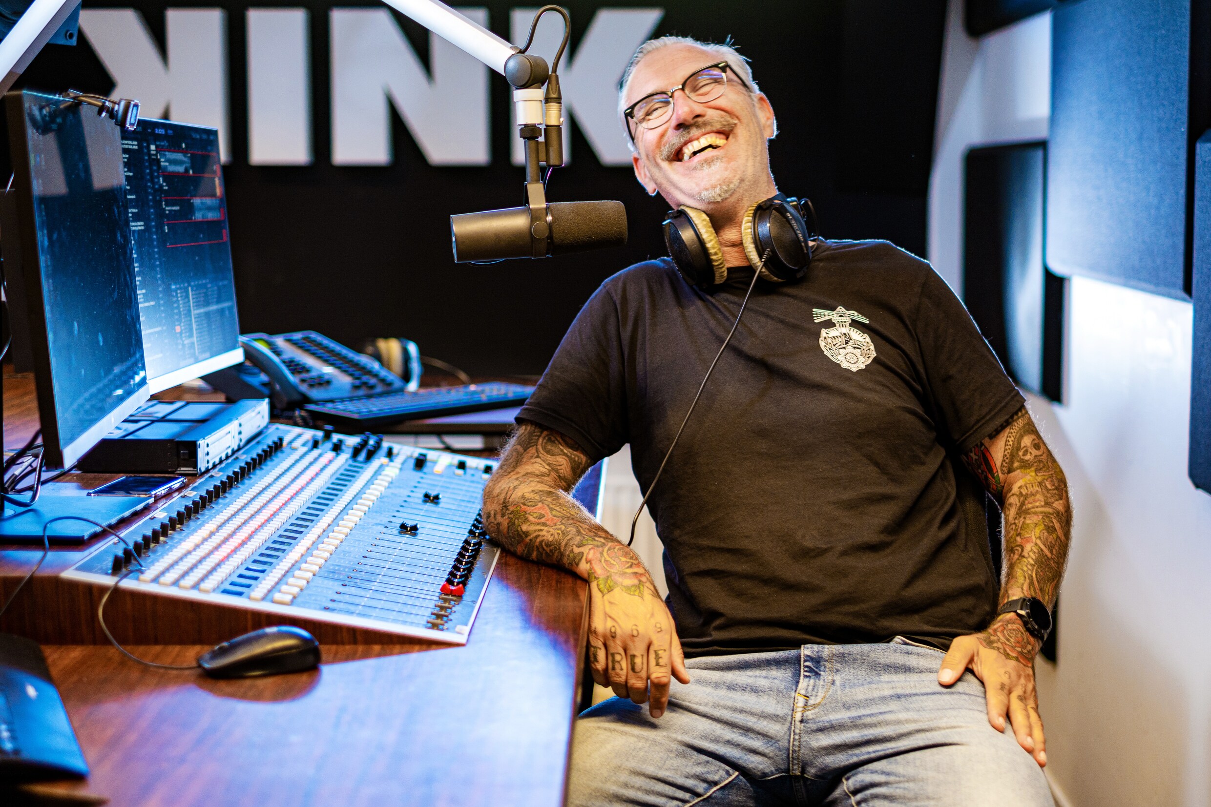 Voor het eerst in 20 jaar gaat FM-radio op de schop. Wie wint de strijd ...