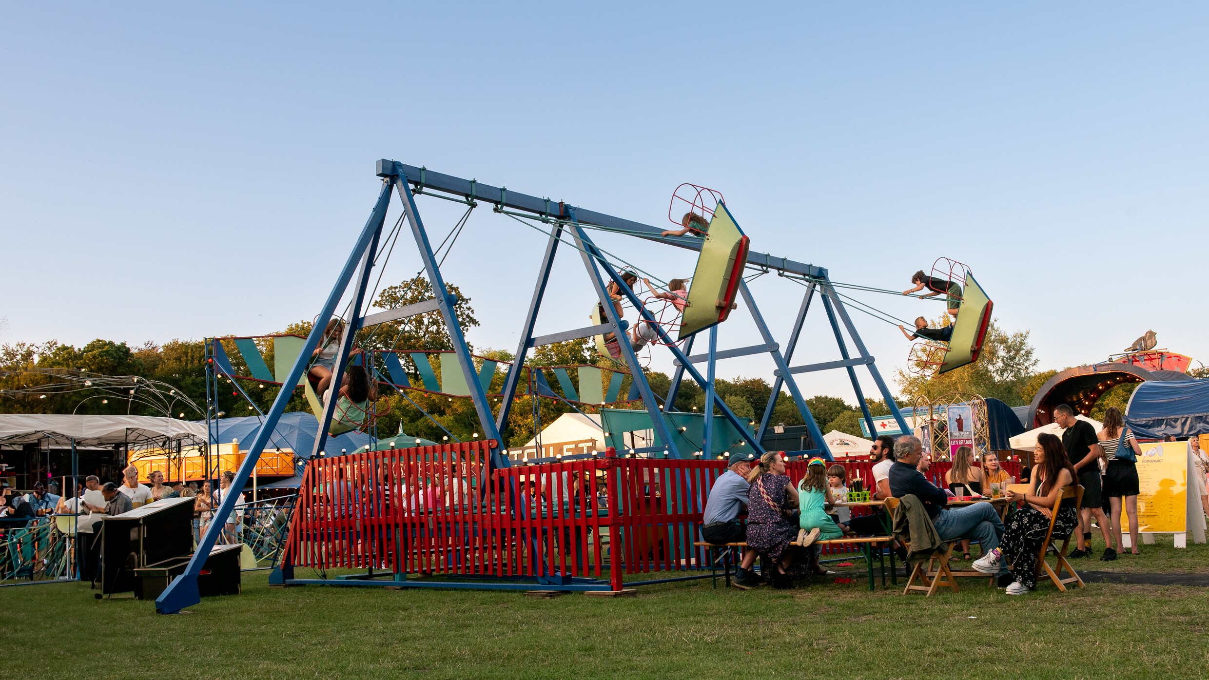Show, slapstick en samenzang: met veel vette komedie komt De Parade op ...
