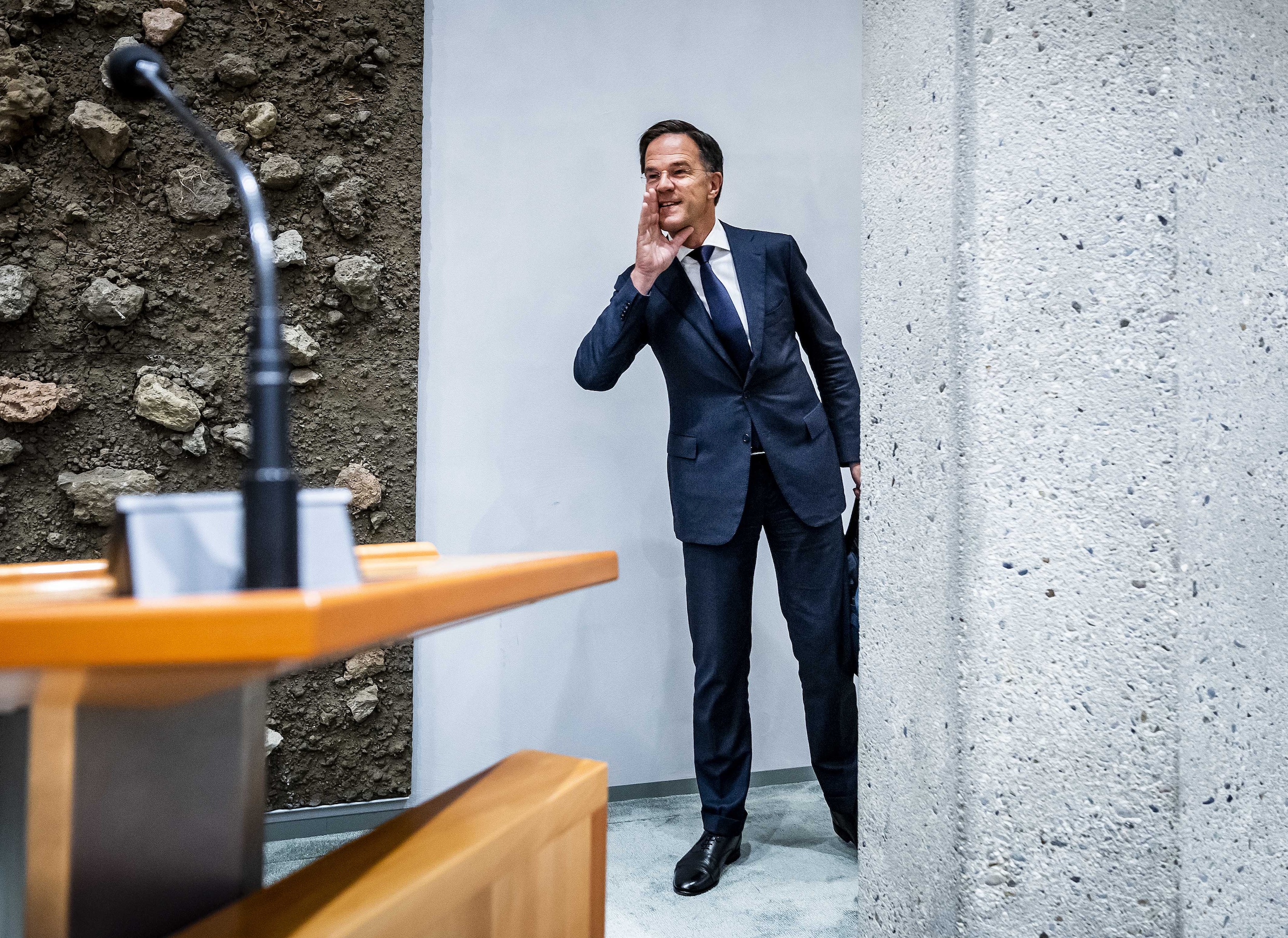 Opinie: Weg met de politieke managers. Breng de verbeelding weer aan de ...