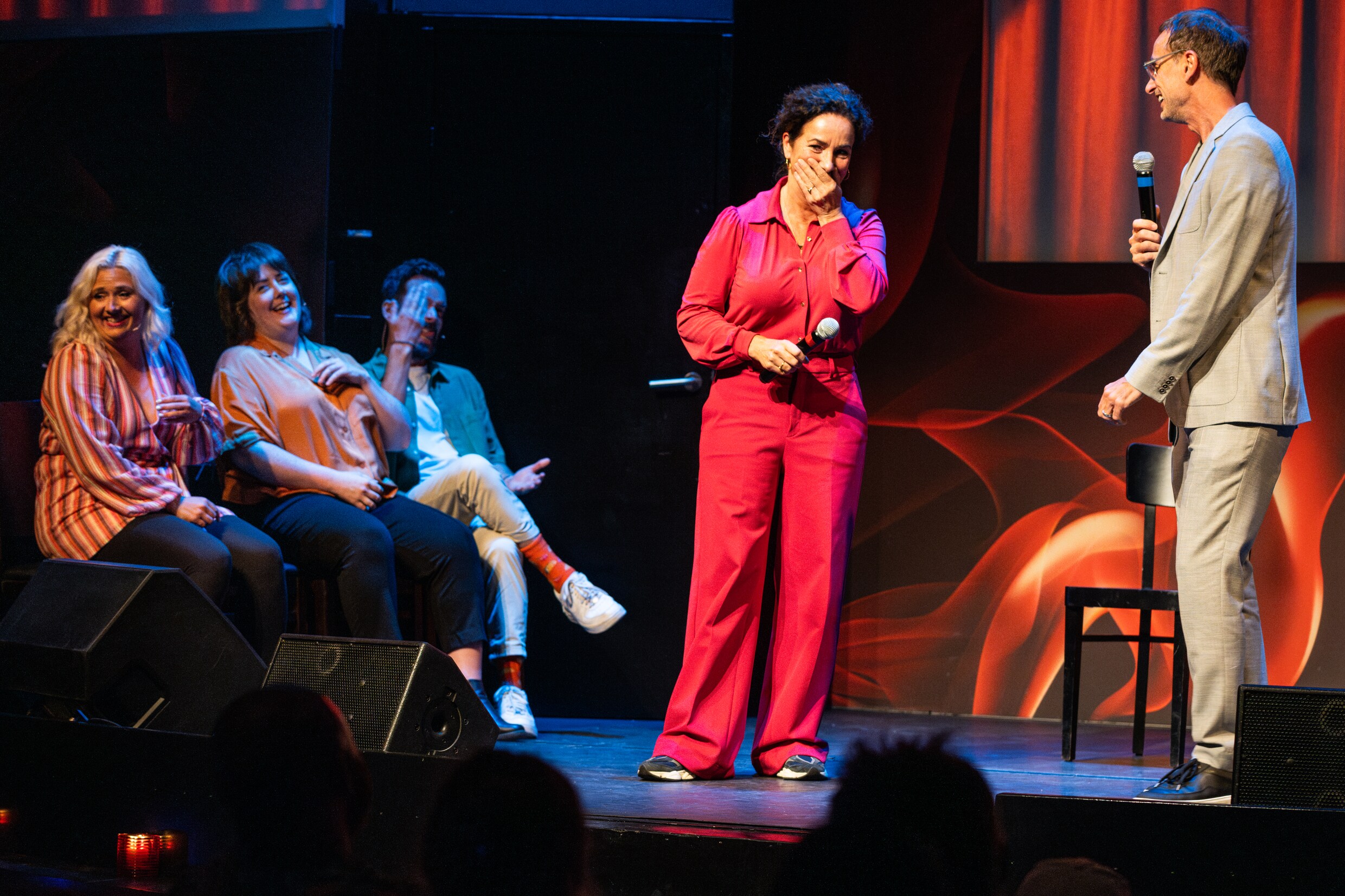 Razendsnelle improv en hilariteit om Halsema: Boom Chicago Comedy Festival pakt uit | de Volkskrant