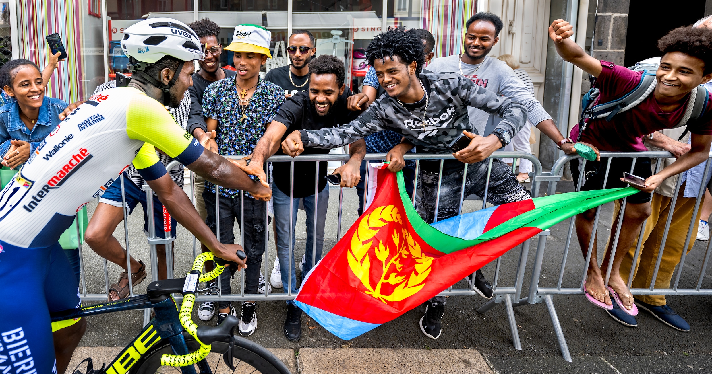 Girmay uit Eritrea incasseert in etappe 11 van de Tour een nieuwe ...