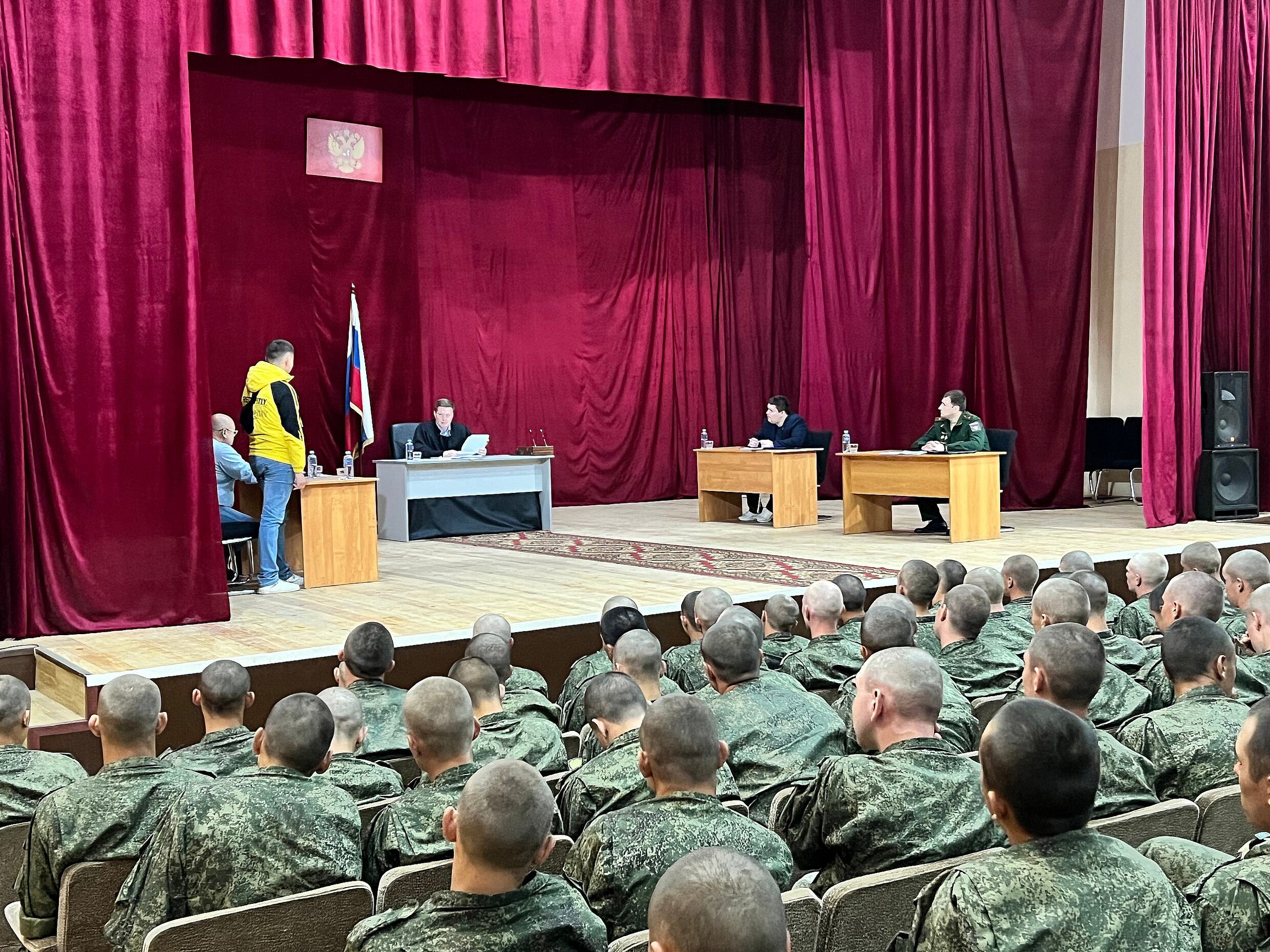 Showprocessen voor Russische deserteurs laten soldaten in het publiek ...