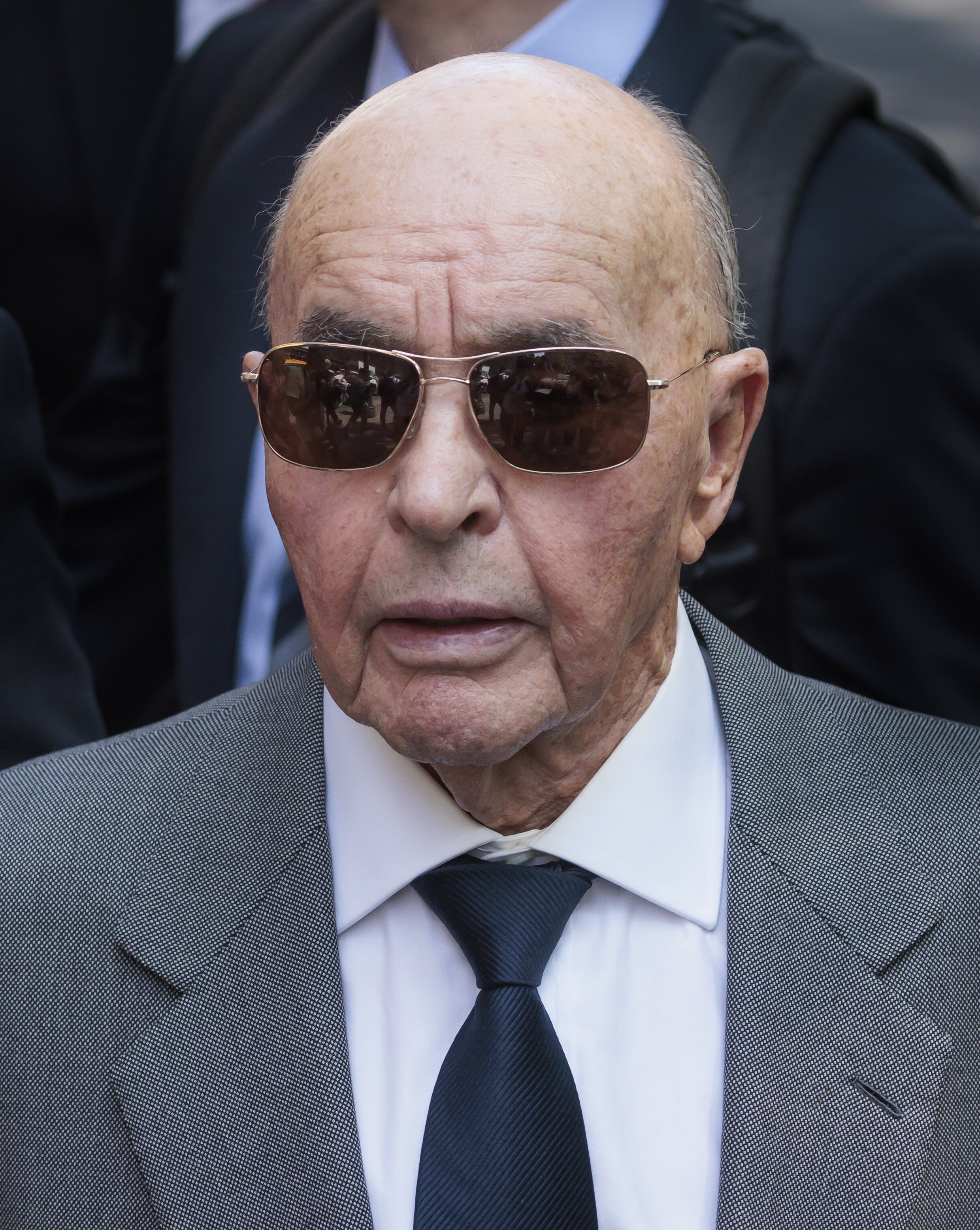 Zuckerberg krabbelt op na rampjaar, miljardair Lewis aangeklaagd voor ...