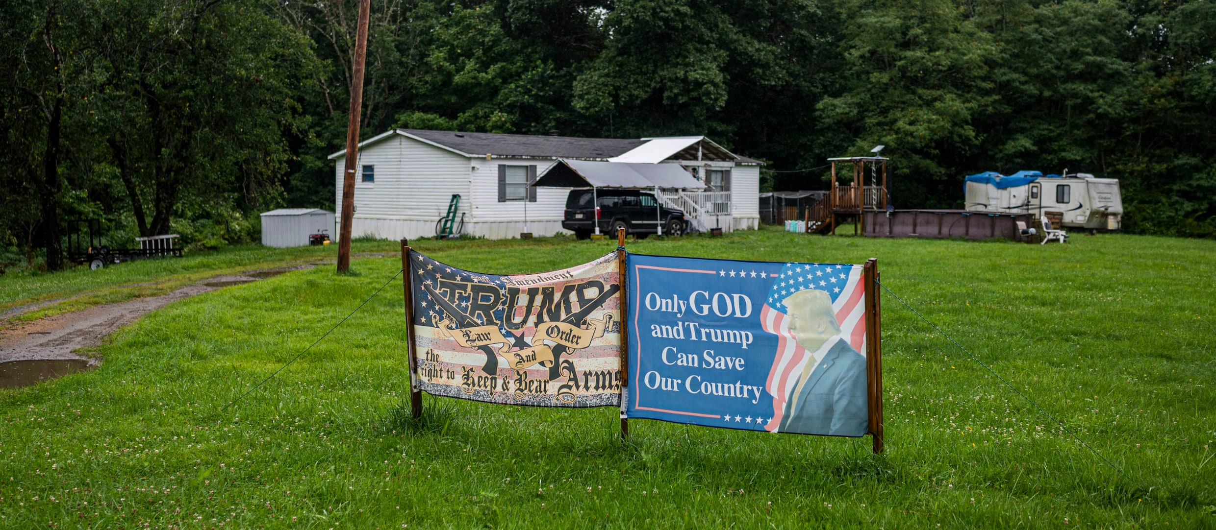 De man grijpt naar het wapen aan zijn riem: ‘Niet bewegen! Niet bewegen ...
