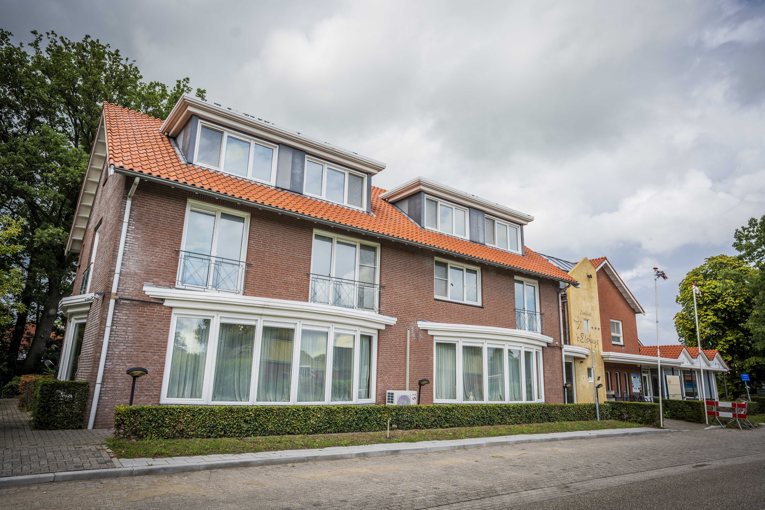 Weer een misstap rond verbouwing asielhotel: gemeente Tubbergen geeft ...