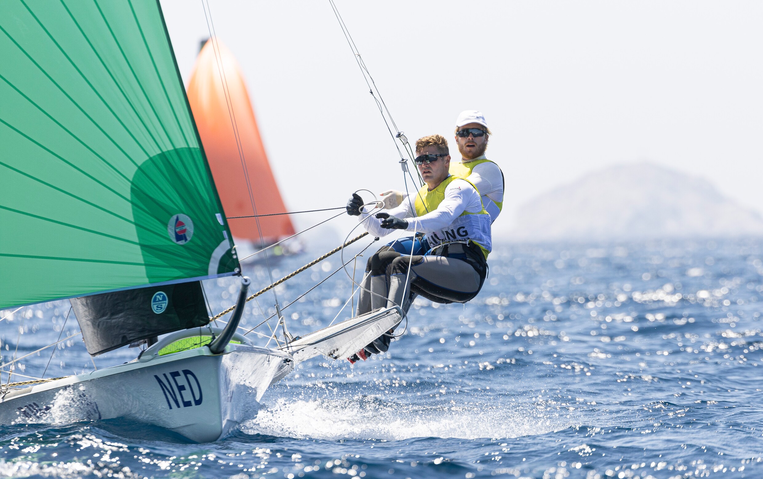 Bij de start van de WK zeilen: boten waarin tact, kracht, moed en ...