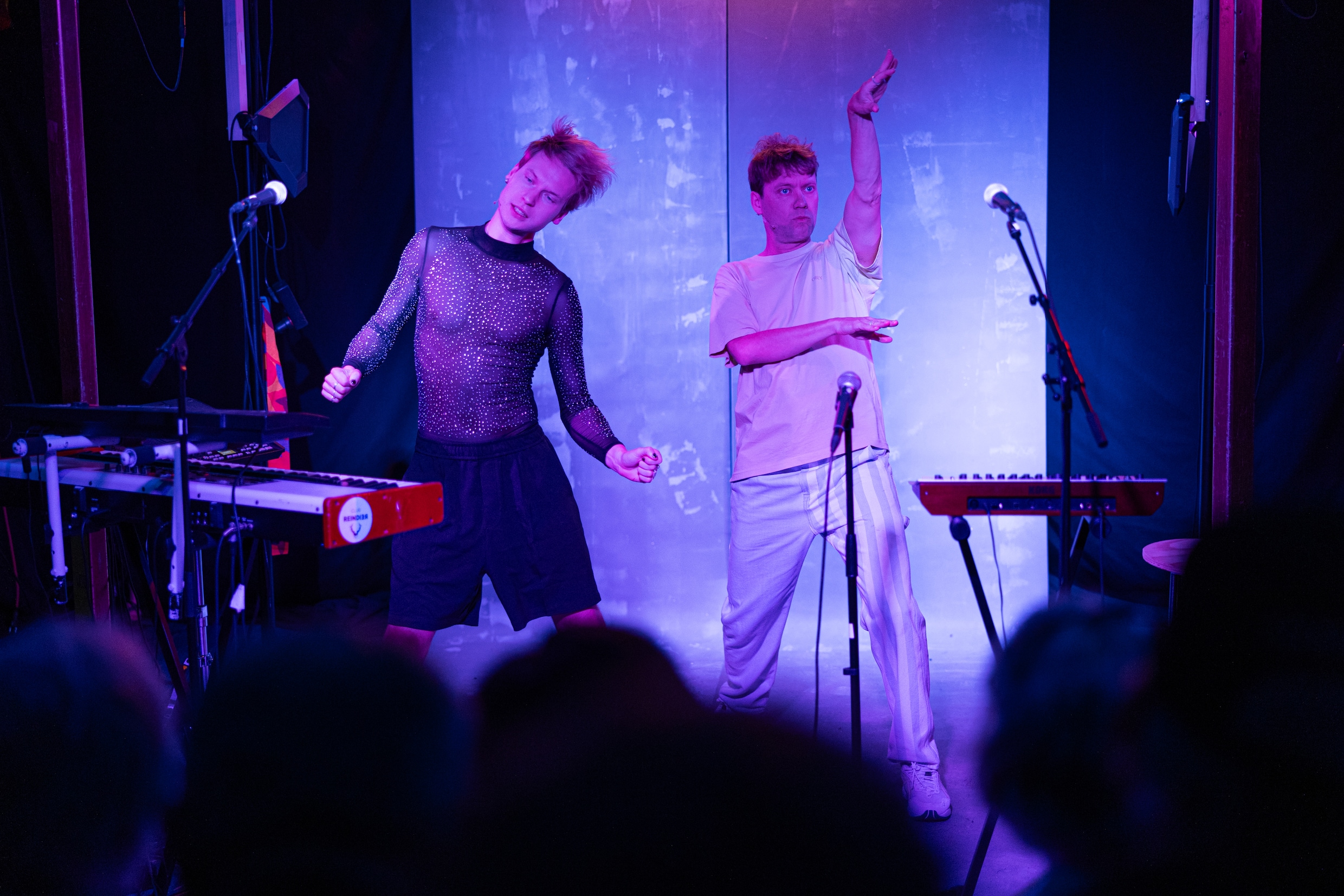 ‘Metgezwel’ is een voorstelling over ziekte en troost, die alleen maar ...