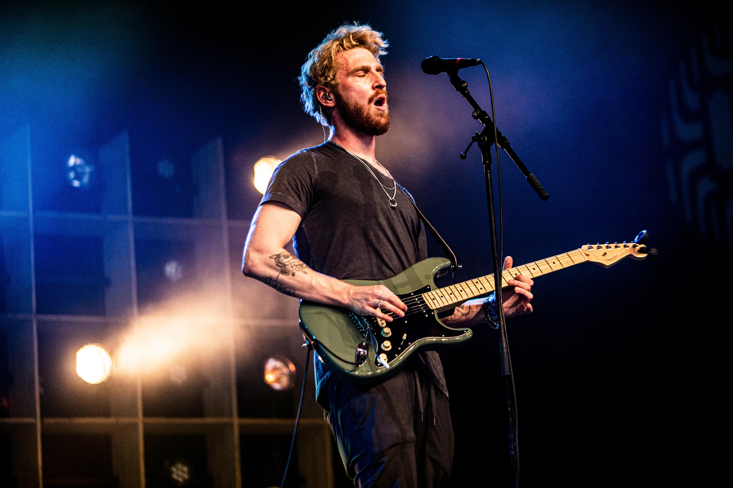Two Feet bouwt zijn concert in Paradiso handig om zijn twee TikTokhits ...