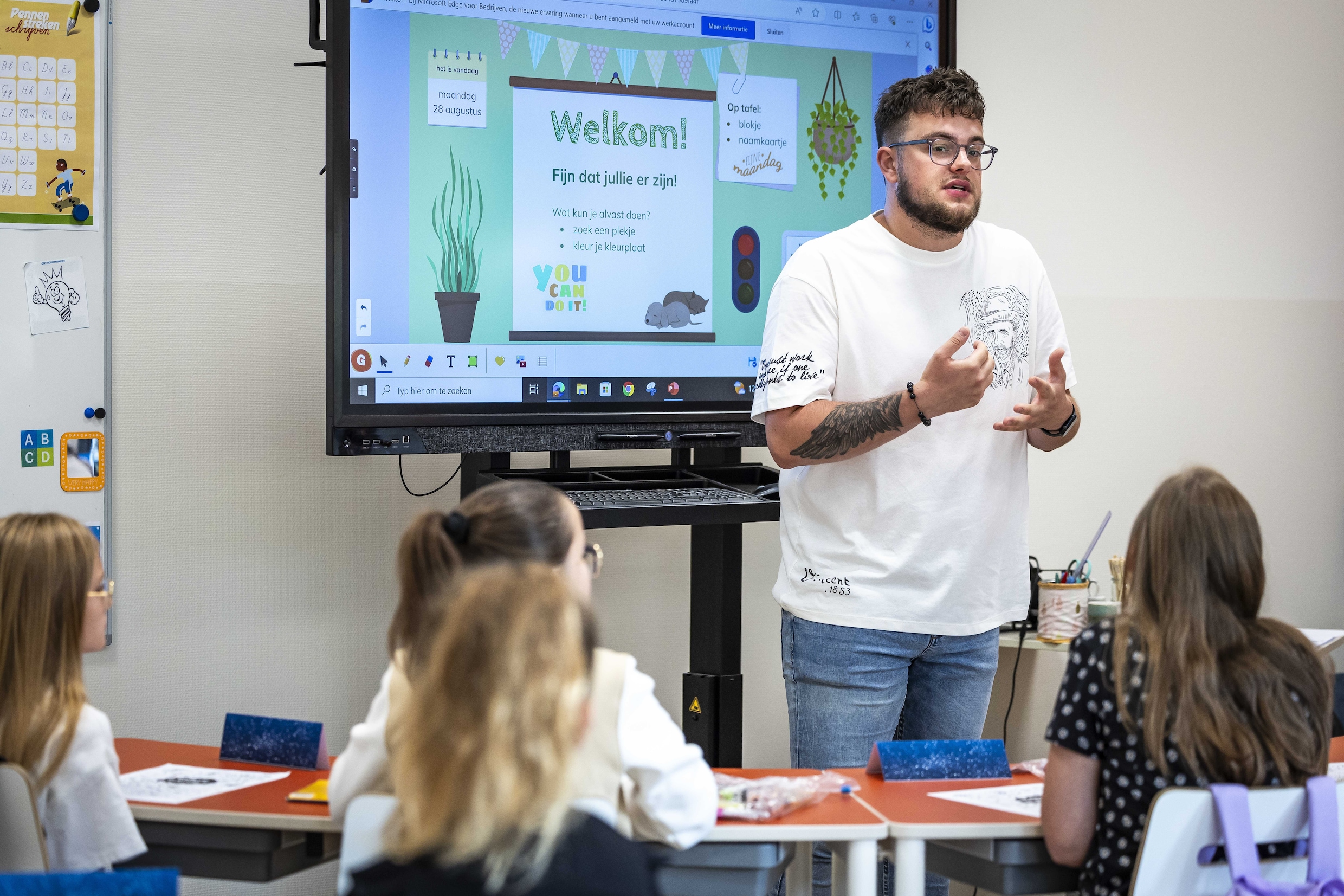 Veel basisscholen willen af van dure uitzendkrachten voor de klas | de Volkskrant