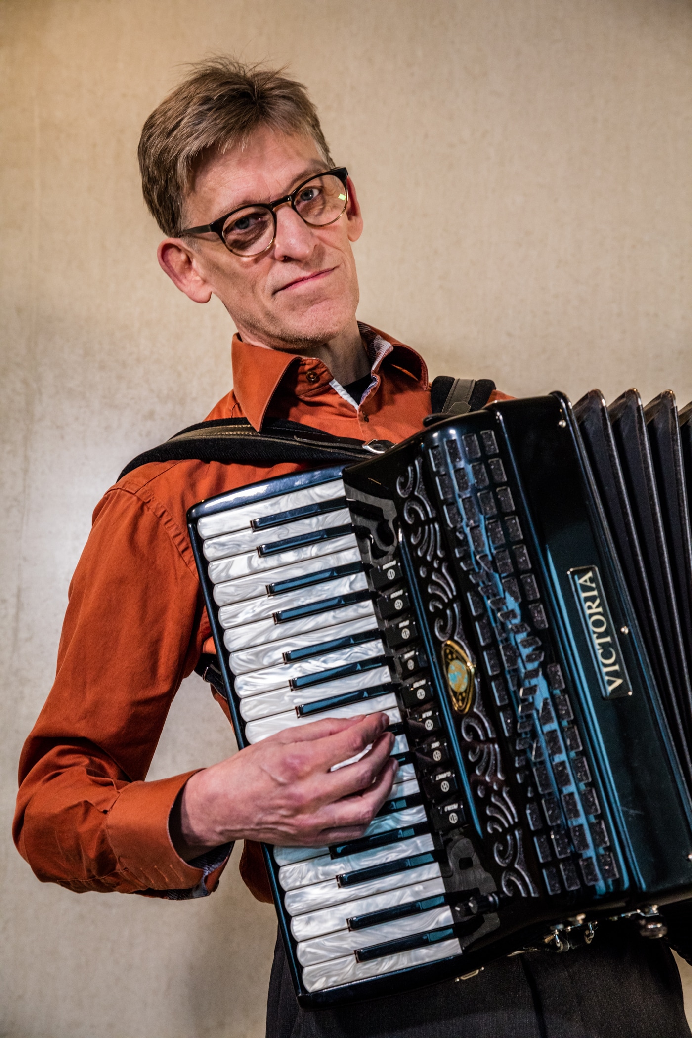 Met zijn accordeon de wereld rond, als stille kracht achter de ...