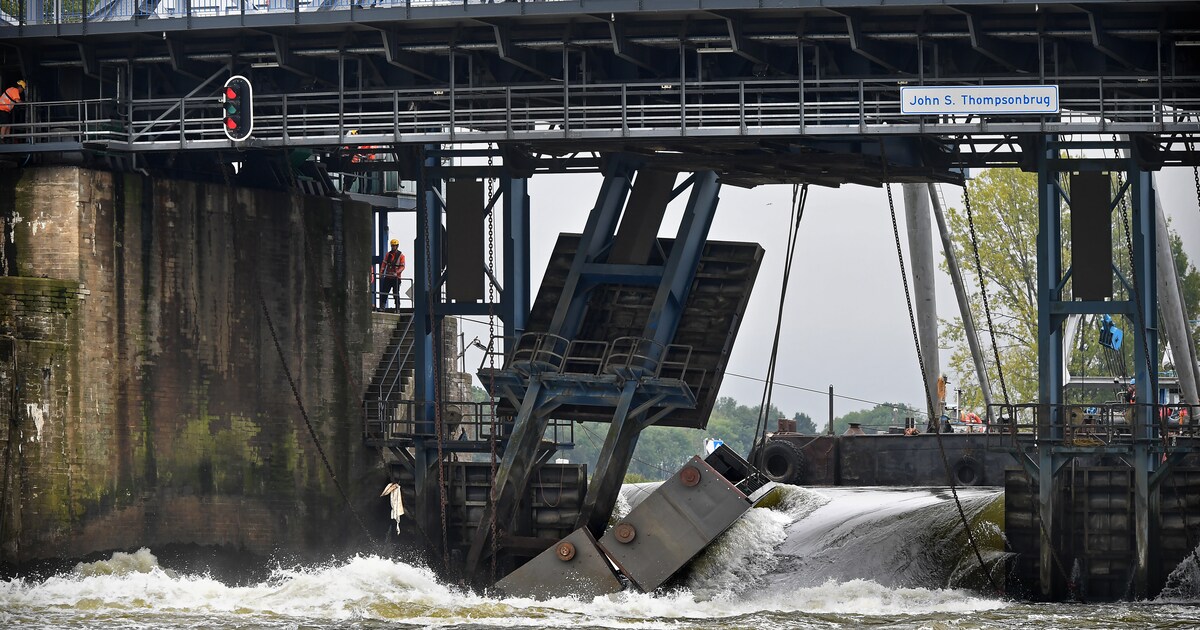 Scheepvaart over Maas stilgelegd vanwege lekkende stuw bij Grave | de ...