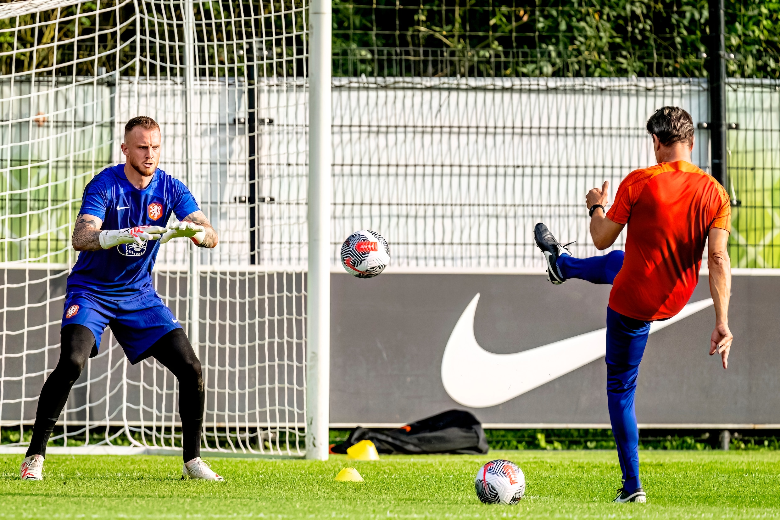 Flekken is de doelman van Oranje, hij staat tegen Griekenland onder de ...