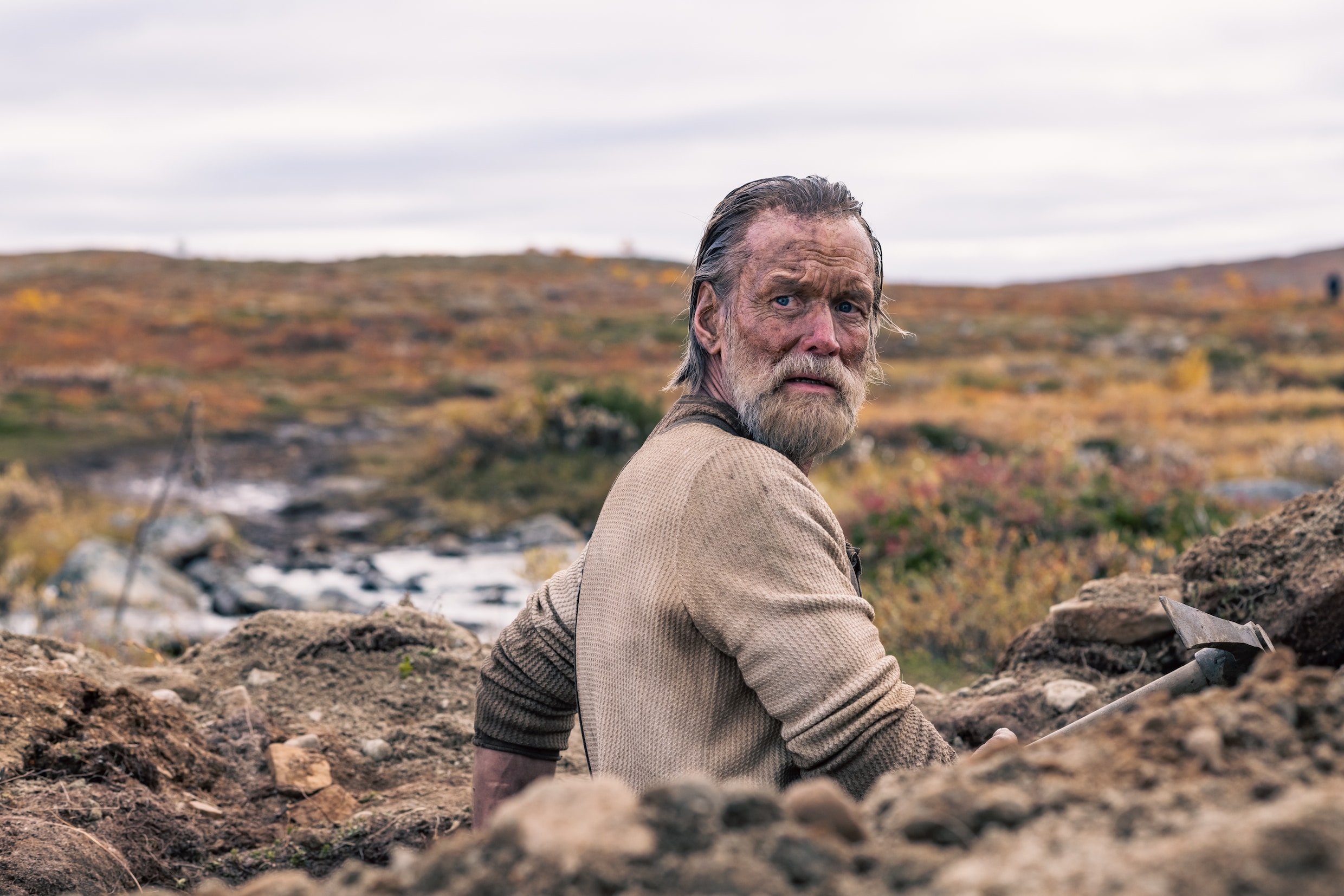 In ‘Sisu’, over de Finse Rambo, geldt: hoe ongeloofwaardiger, hoe ...