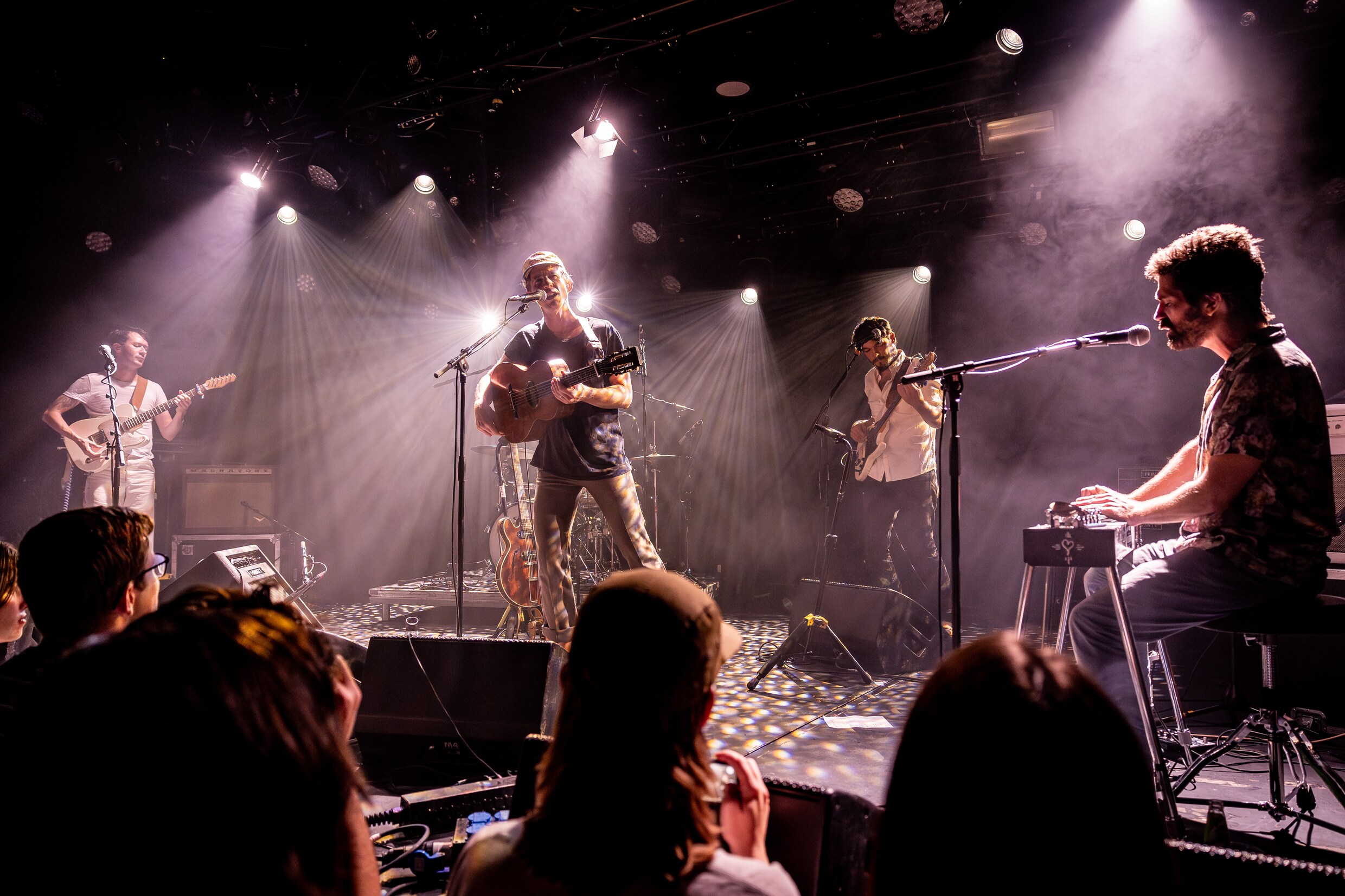 De op plaat wat overdadige arrangementen van Buck Meek werken live veel ...