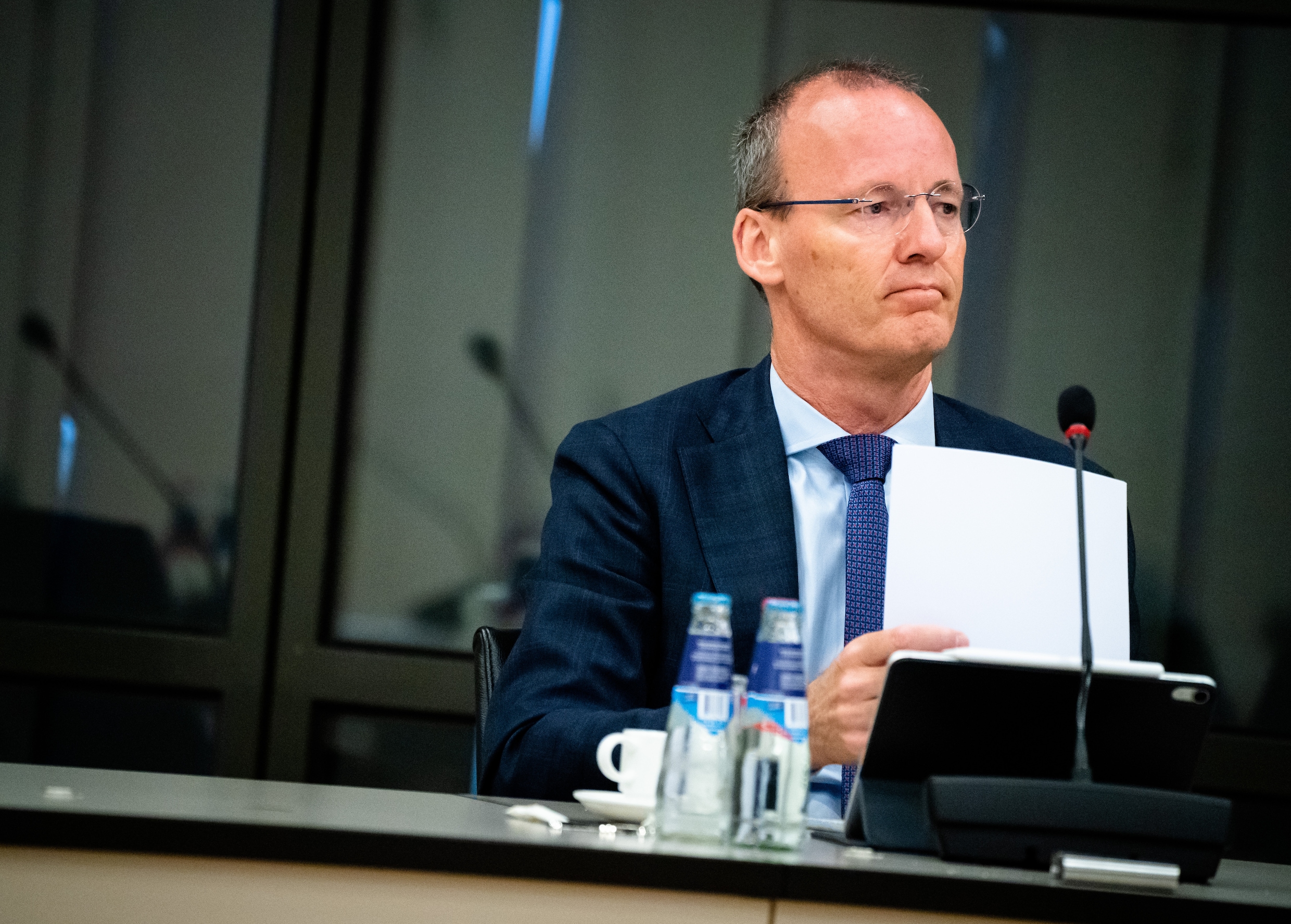 DNB-baas Knot voorziet onstuimige tijden voor de wereldeconomie | de ...