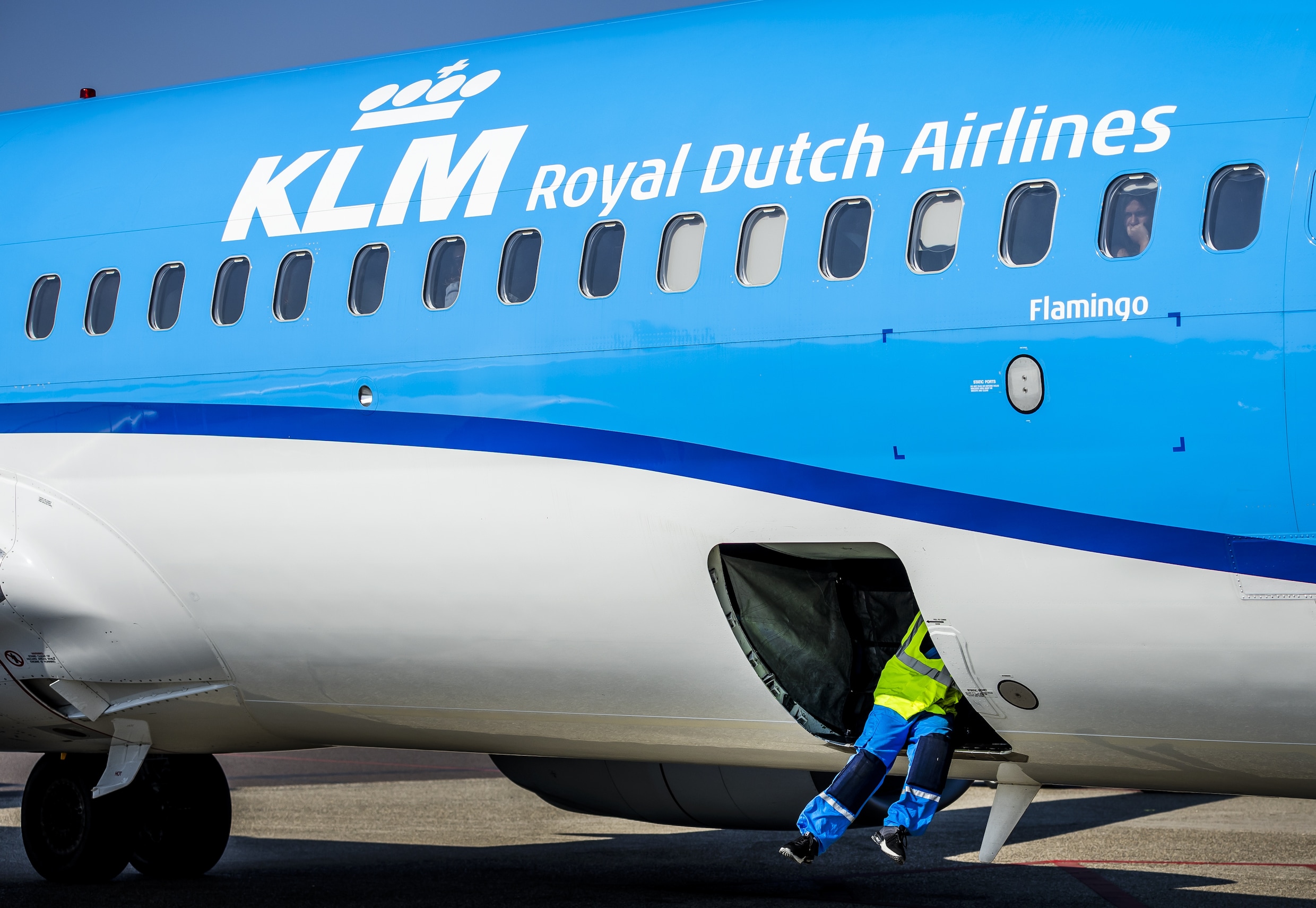 Vakbonden zetten KLM mes op de keel: meer betalen, anders leggen we de ...