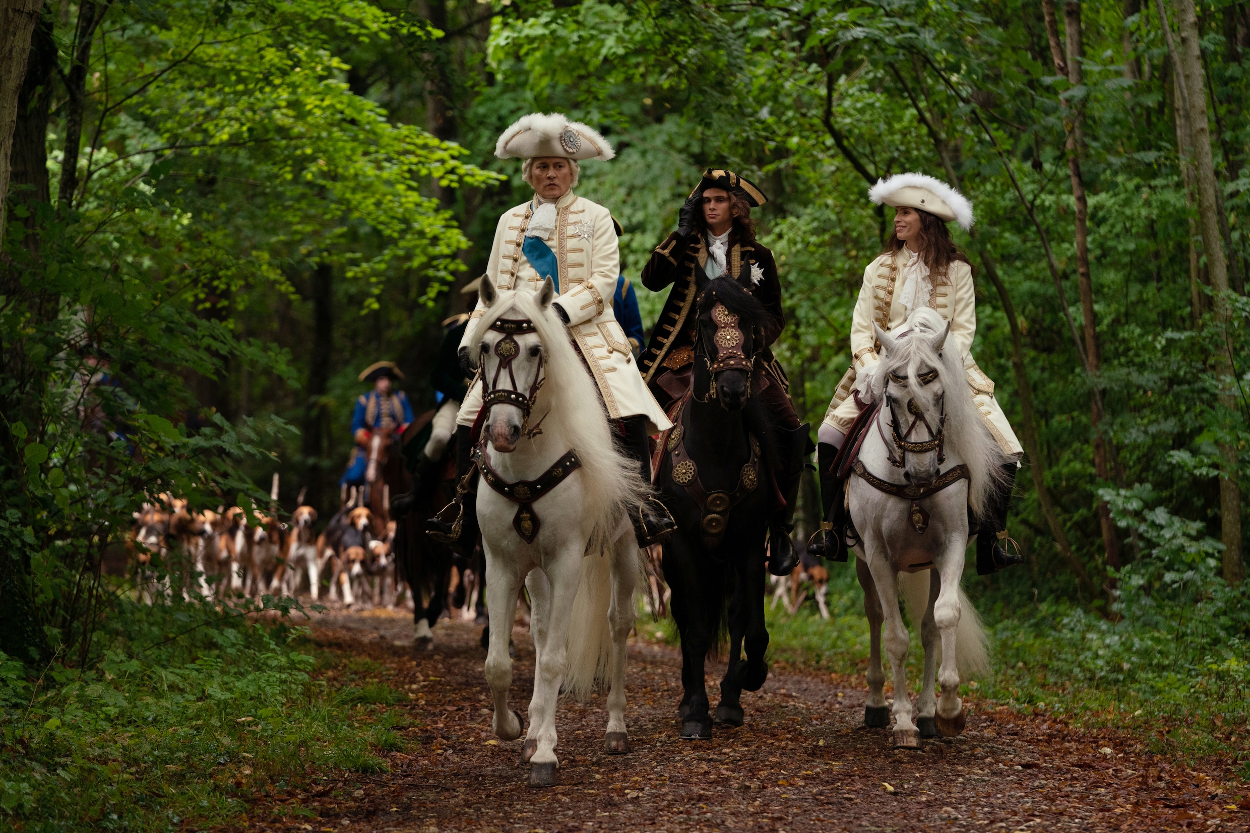 Maïwenn heeft met kostuumdrama ‘Jeanne du Barry’ moeite om de aandacht ...