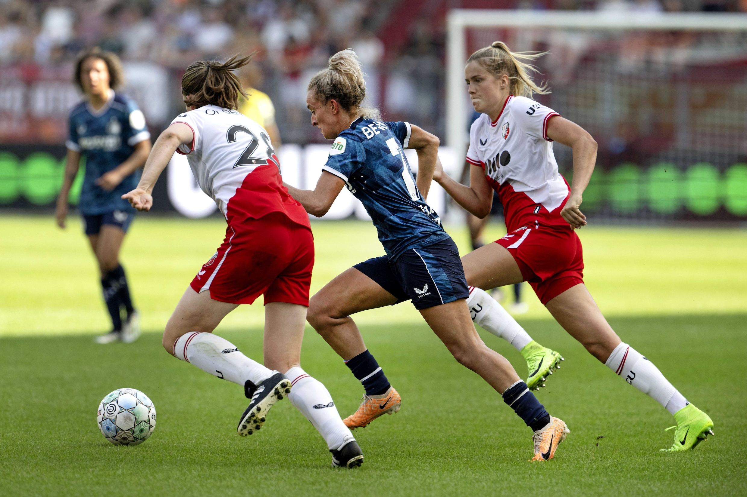 Opinie: Verplicht clubs een percentage van de omzet af te staan aan ...