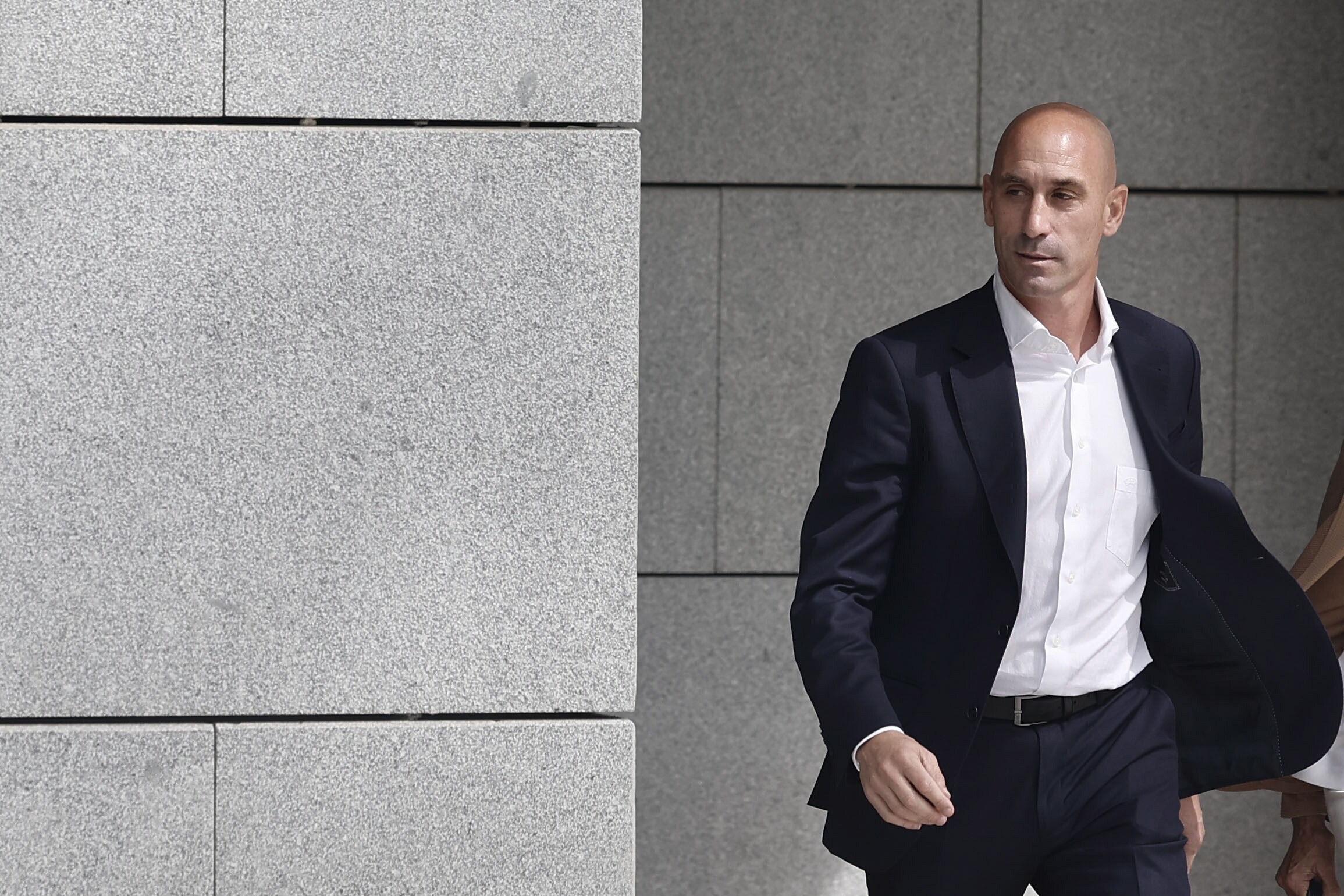 Spaanse rechtbank legt oud-voorzitter van de voetbalbond Rubiales ... Spaanse rechtbank legt oud-voorzitter van de voetbalbond Rubiales ...