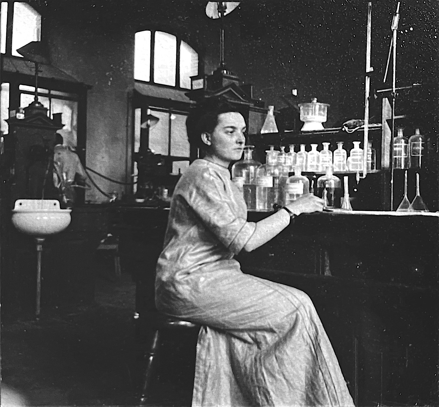 Recensie: In ‘Helenka’ tekent Anna van Suchtelen het tragische verhaal ...