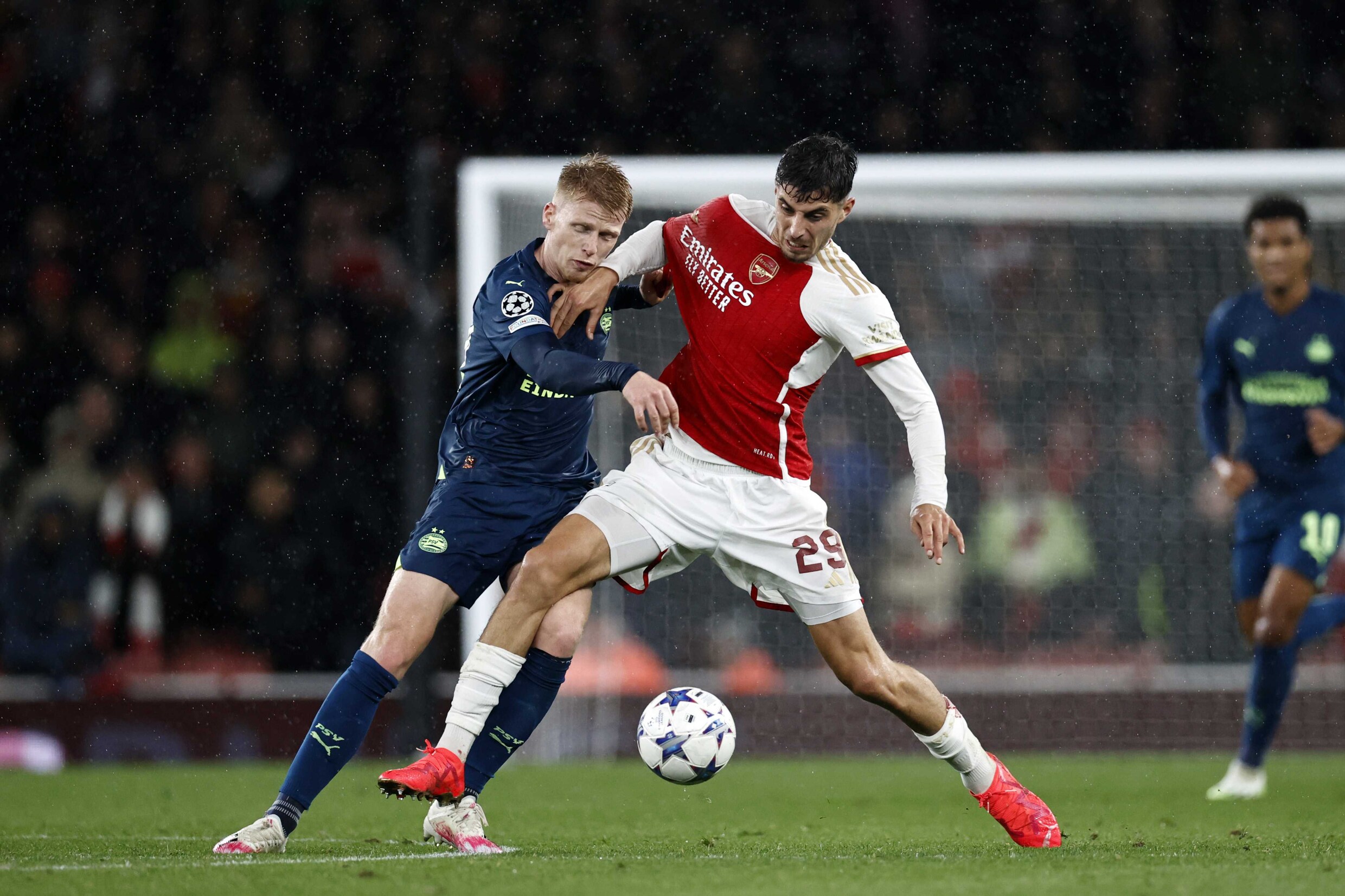 Ontketend Arsenal speelt PSV weg, dat blij mag zijn dat het bij 4-0 ...