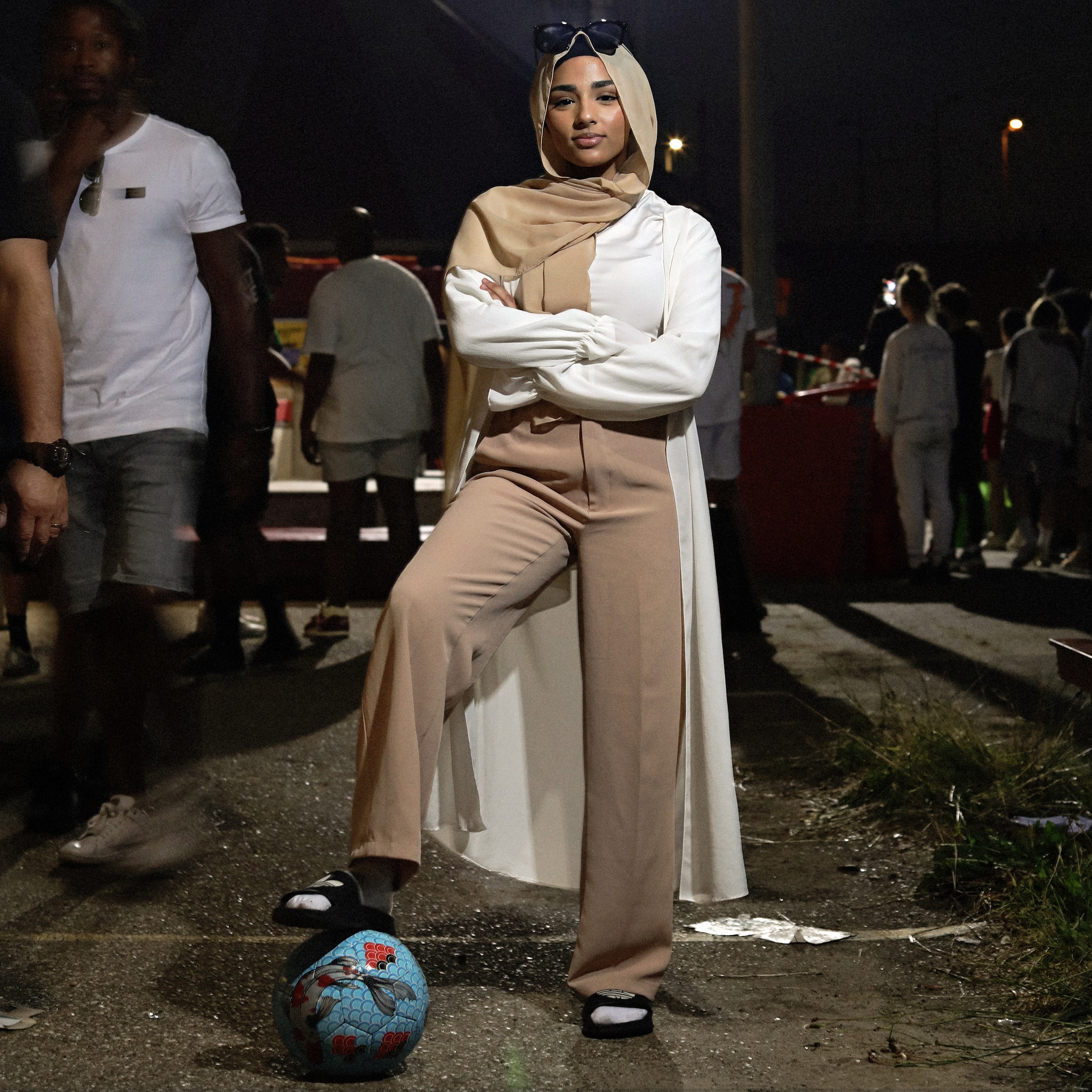 Straatvoetballer Anusha (19) oefent haar panna: ‘Het voelt als een ...