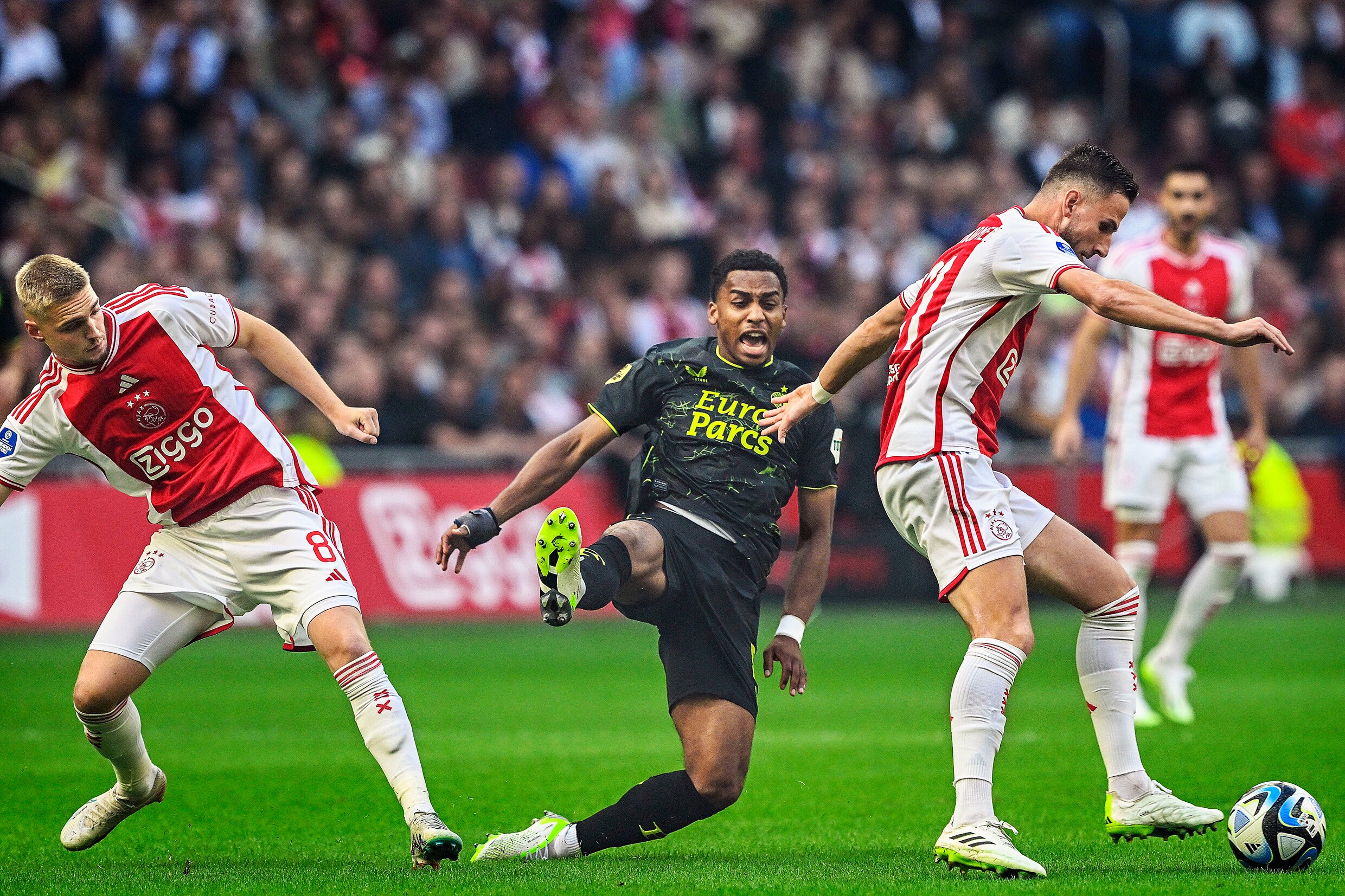 Een schouderduw van Feyenoorder Timber en Ajacied Gaaei kukelt omver ...