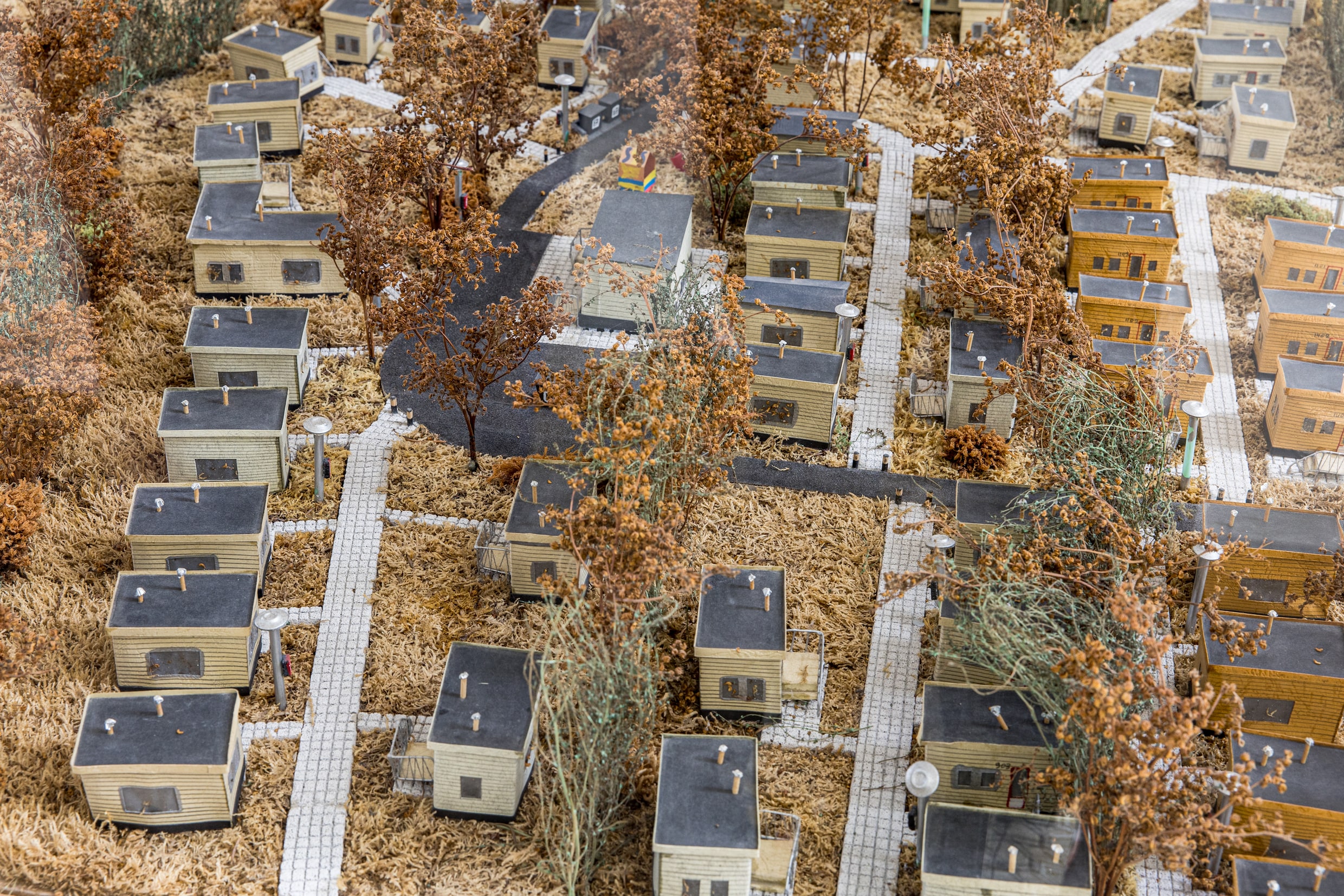 Van afvalmateriaal bouwde Karen het azc na waar hij verbleef. Elf jaar ...