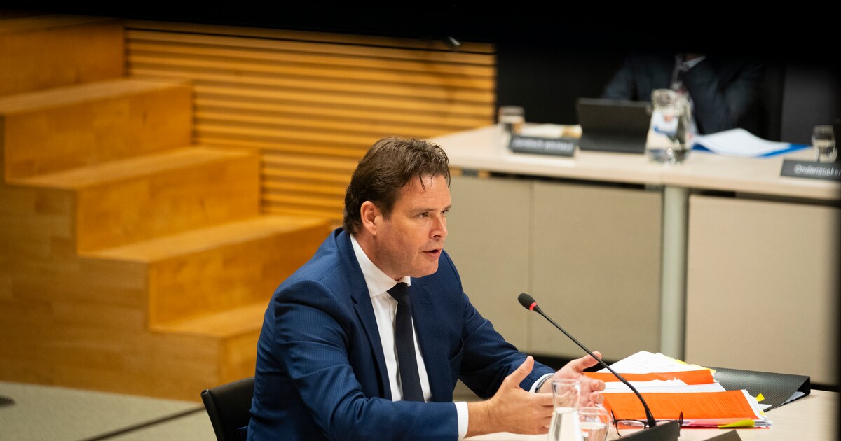 Oud-staatssecretaris Weekers wijst tijdens zijn verhoor veelvuldig met ...