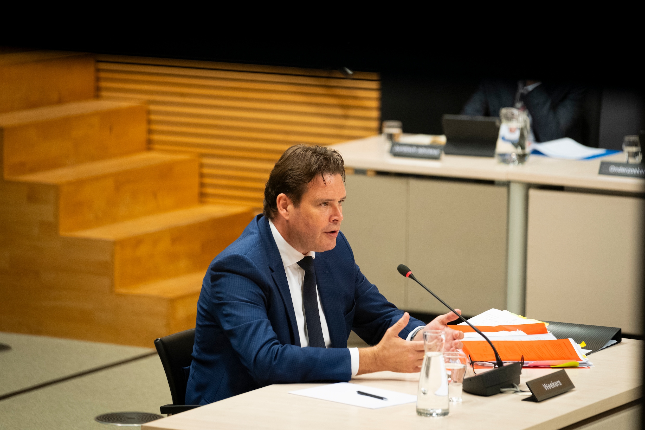 Oud-staatssecretaris Weekers wijst tijdens zijn verhoor veelvuldig met ...