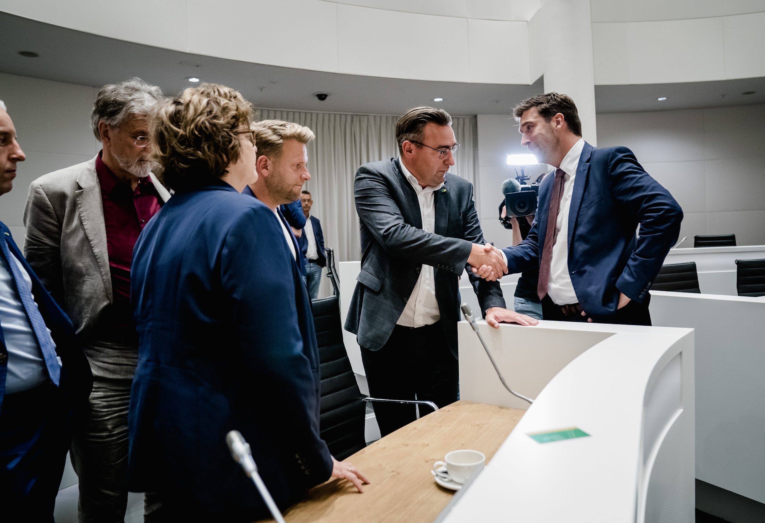 Hoe kwam Richard de Mos opnieuw buitenspel te staan in het Haagse ...