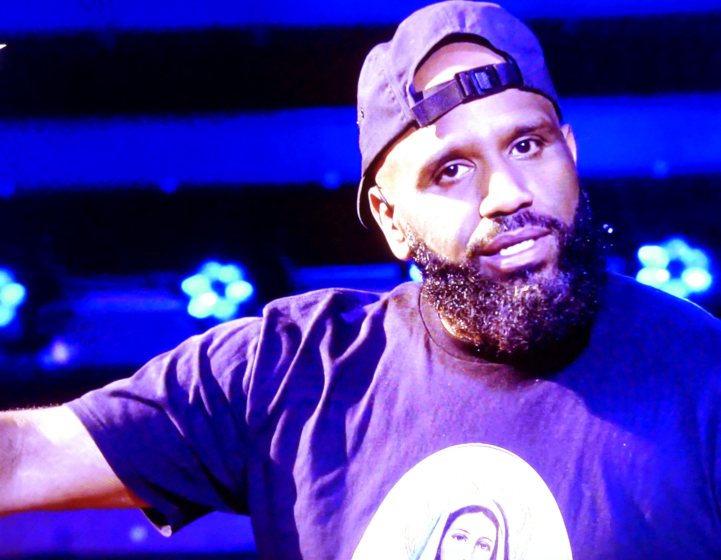 Zelfs voor een lege zaal heeft Willie Wartaal genoeg energie om de ...