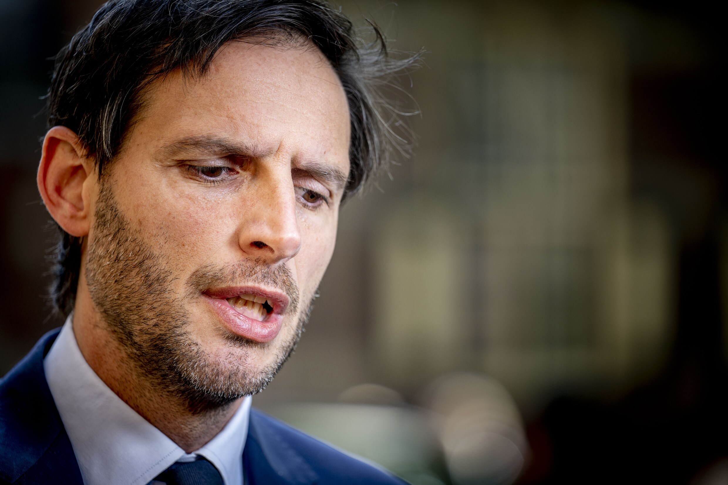 De Speld: Hoekstra schrijft ‘klimaat’ en ‘milieu’ op hand als ...