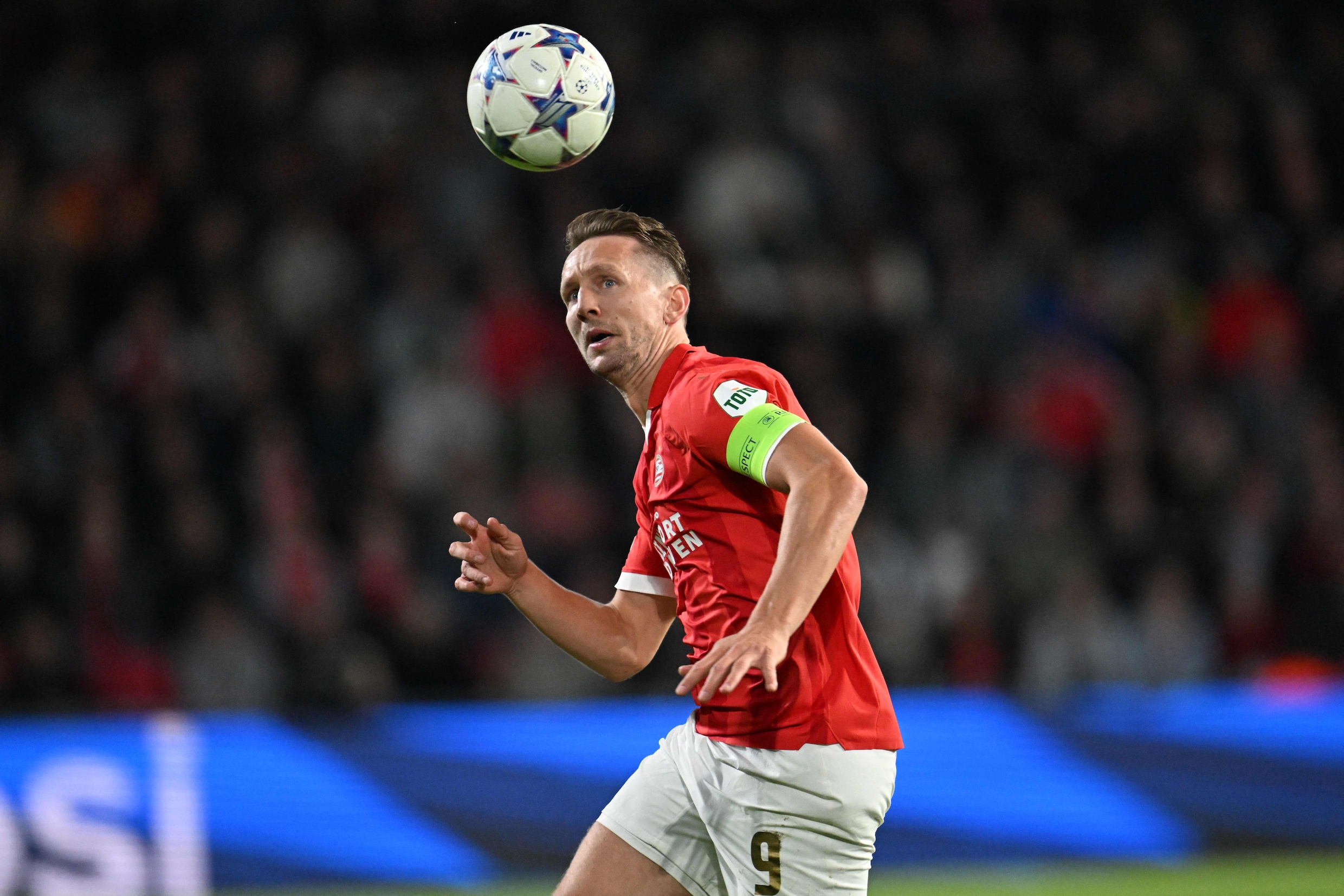 De kunst van het koppen volgens Luuk de Jong: ‘Verdedigers proberen ...