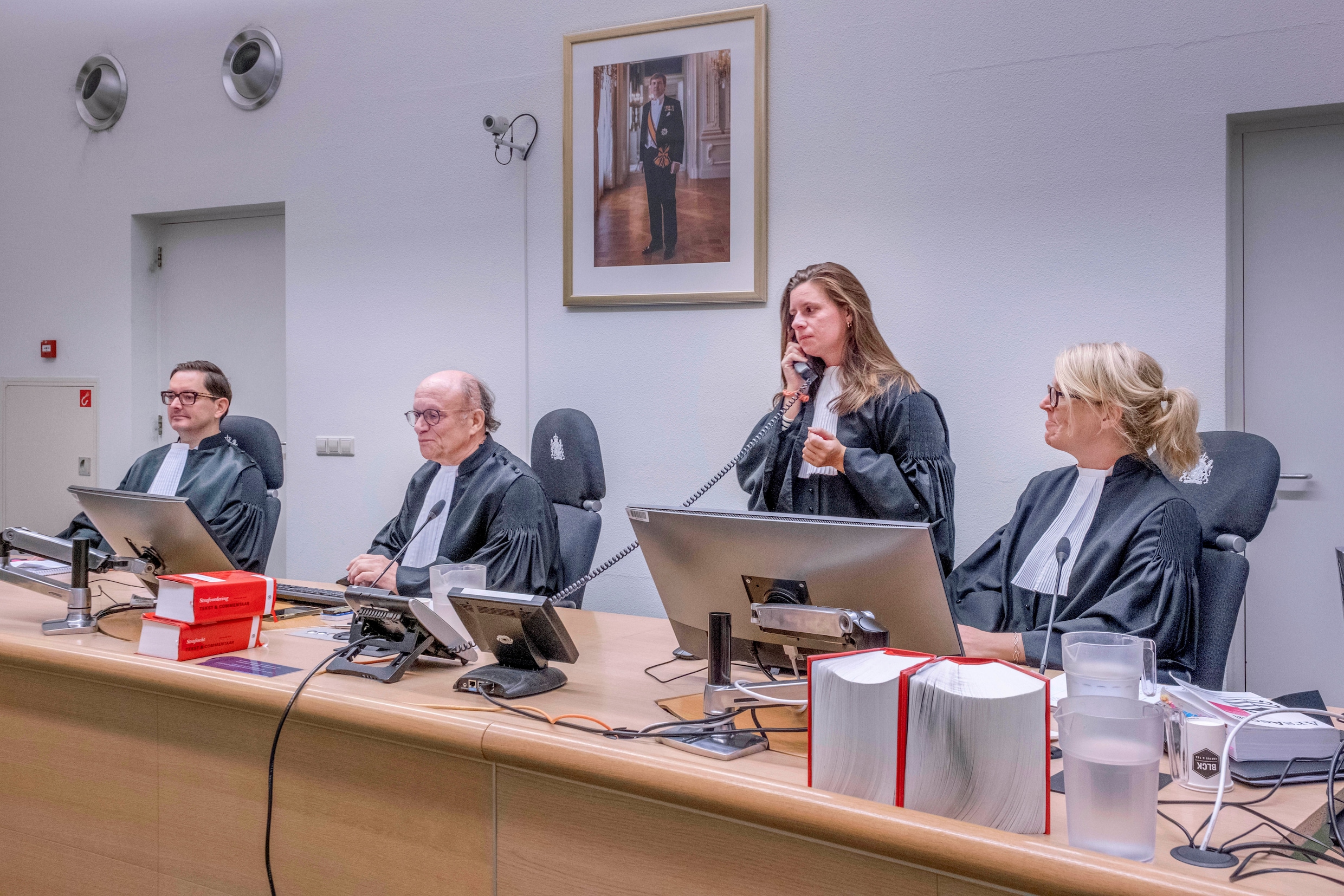 OM eist 4 jaar cel tegen leider Feyenoord-hooligans wegens aansturen ...