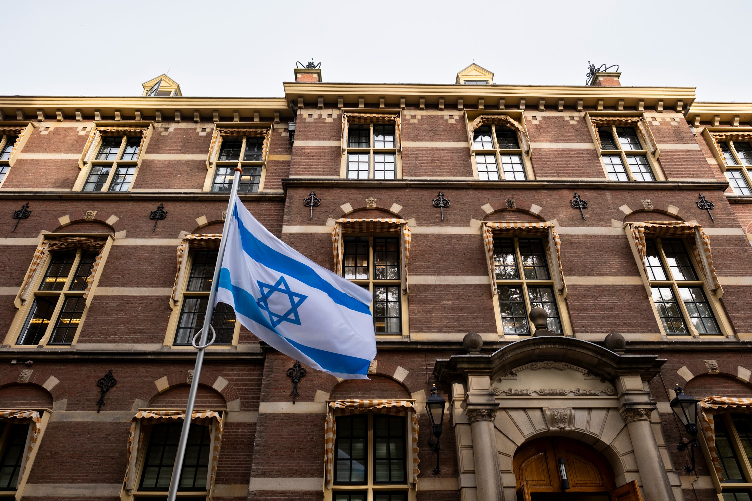 De Israëlische vlag hijsen? Gemeenten worstelen met steunbetuiging | de ...