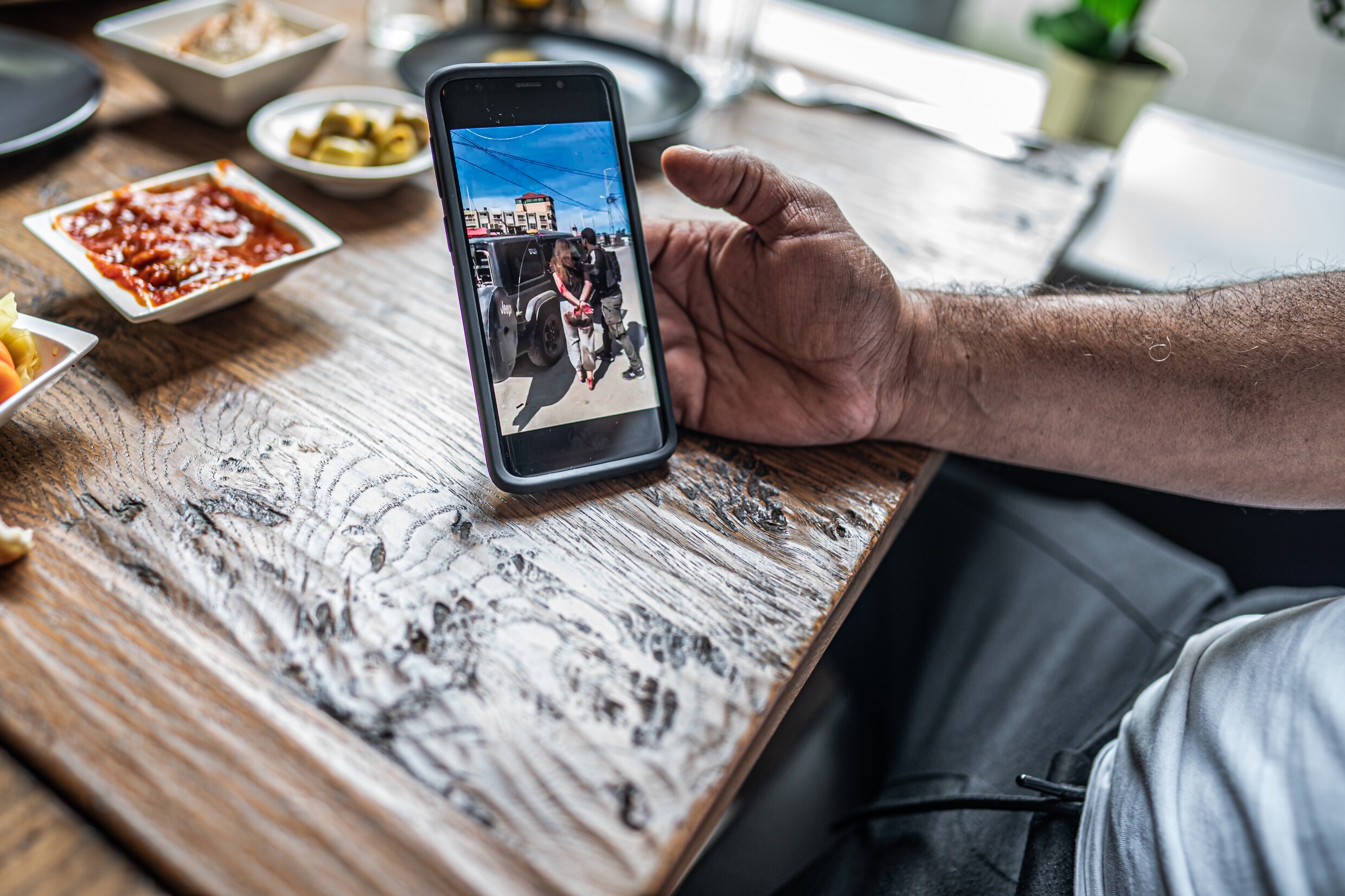 Joodse Amsterdammers zoeken elkaar op: ‘Alleen door erover te praten ...