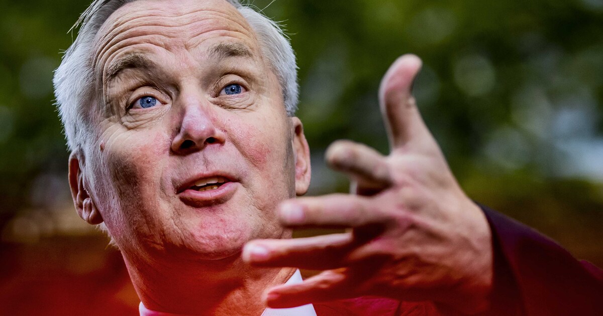 Staatssecretaris Van der Burg legt taken tijdelijk neer wegens ziekte | de Volkskrant