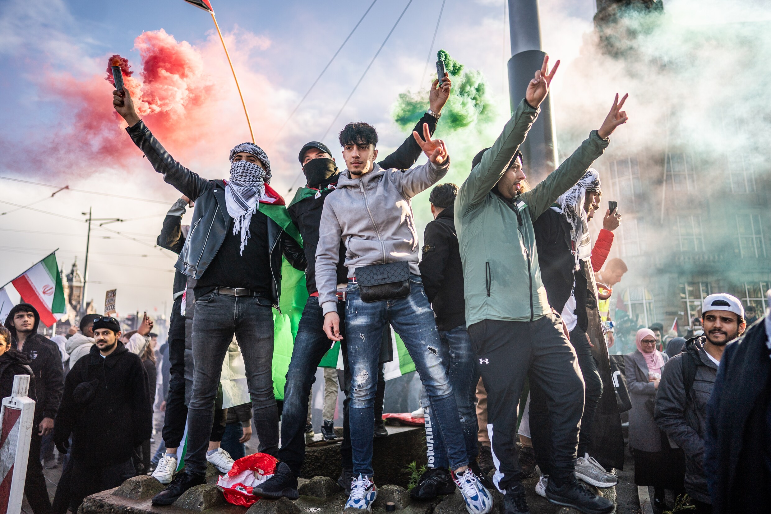 ‘Schreeuw om recht’ vult de Dam in vreedzame demonstratie: ‘Het land is ...