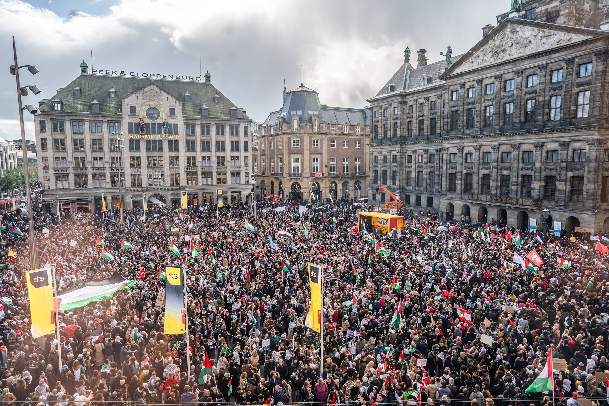 ‘Schreeuw om recht’ vult de Dam in vreedzame demonstratie: ‘Het land is ...