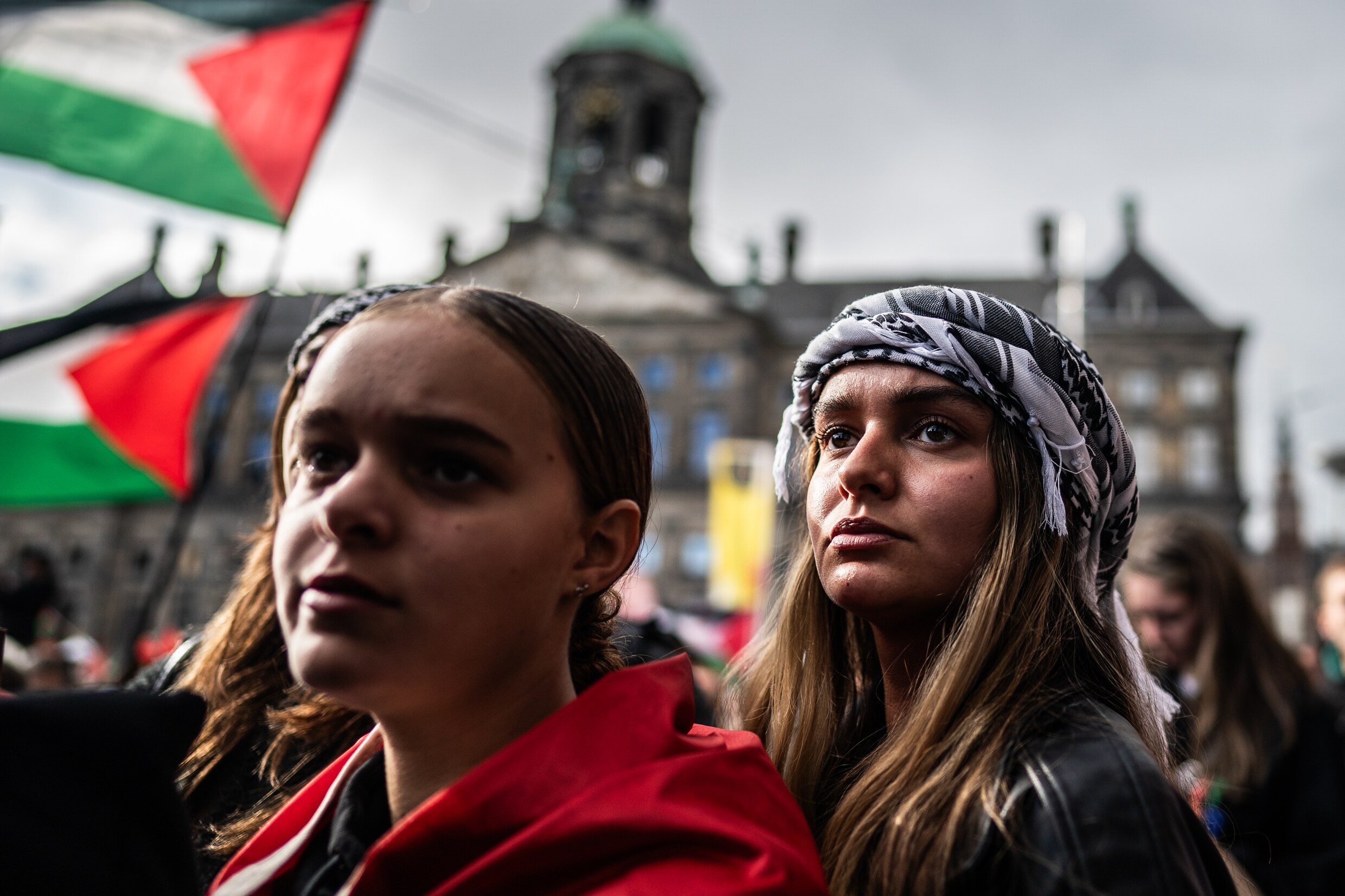 ‘Schreeuw om recht’ vult de Dam in vreedzame demonstratie: ‘Het land is ...