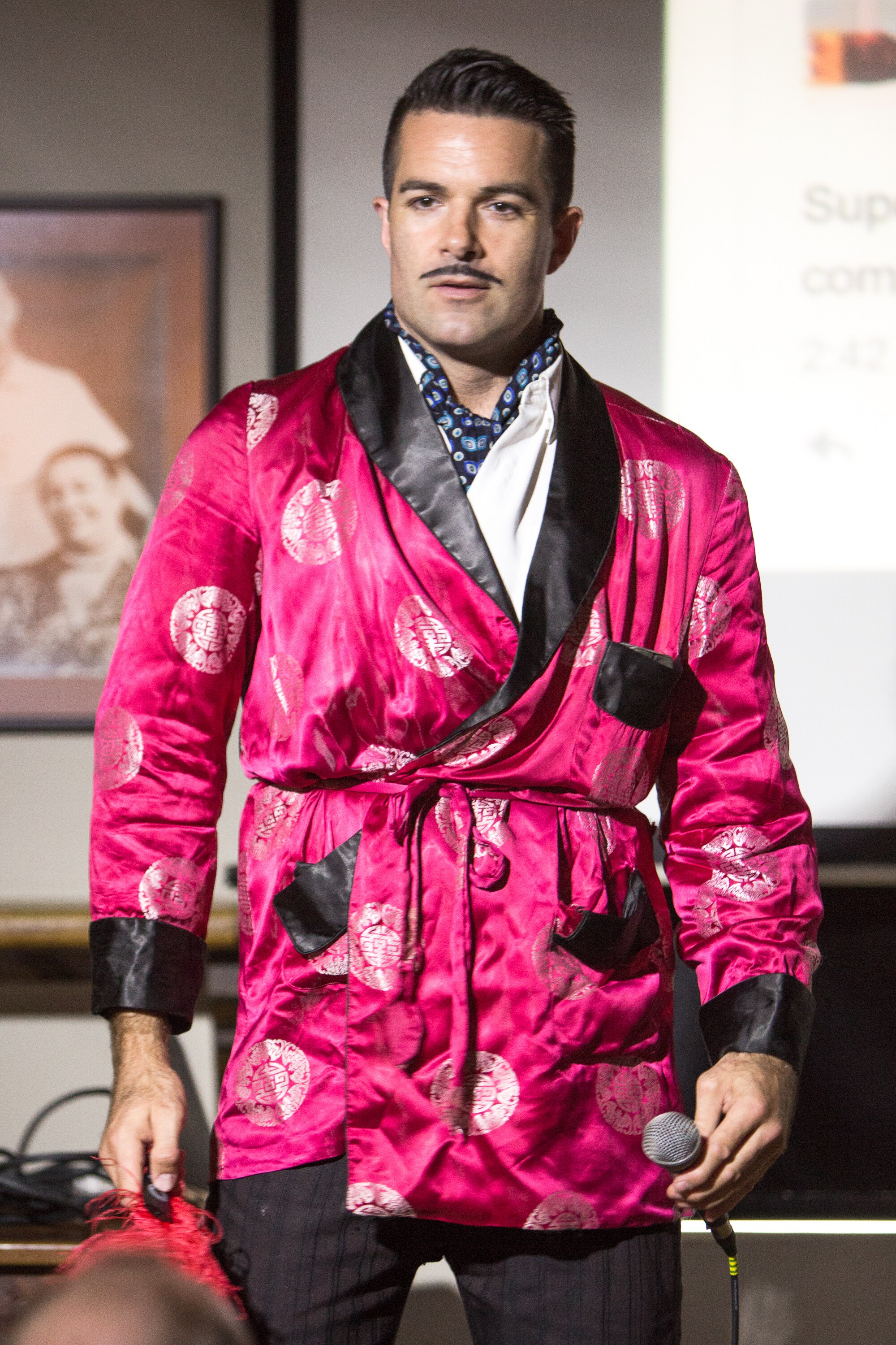 Sjaal, choker of cravat: pas op voor aanstellerij, maar onderschat niet ...