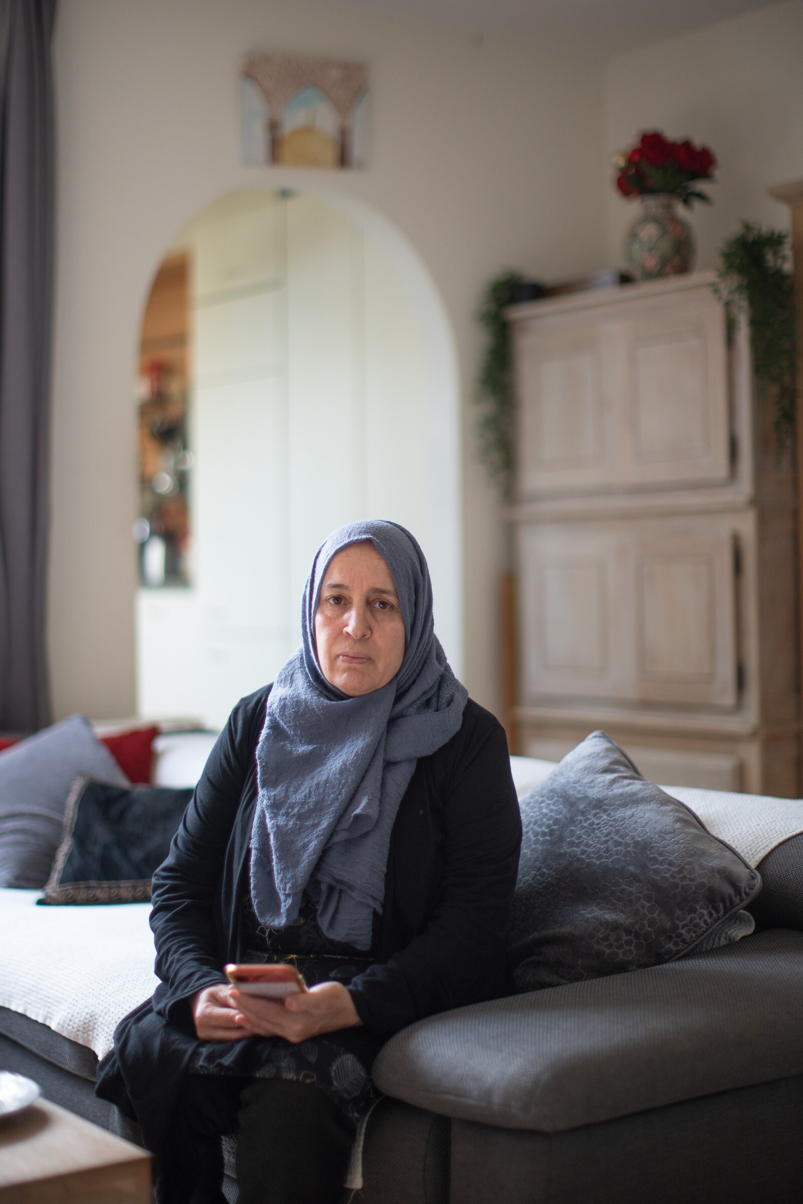 Palestijns-Nederlandse Kawther Al-Baz zit in Assen aan tv en telefoon ...