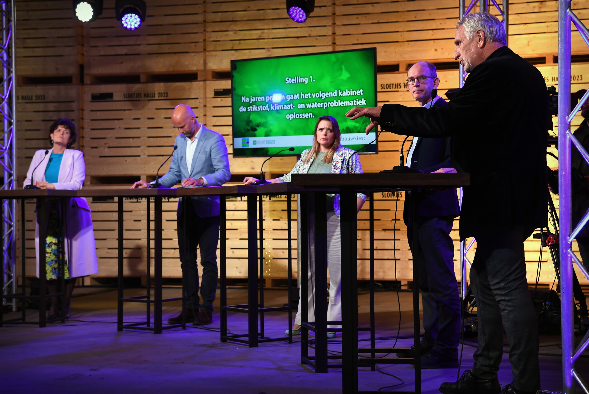 Politieke partijen proberen kritische boeren voor zich te winnen ...