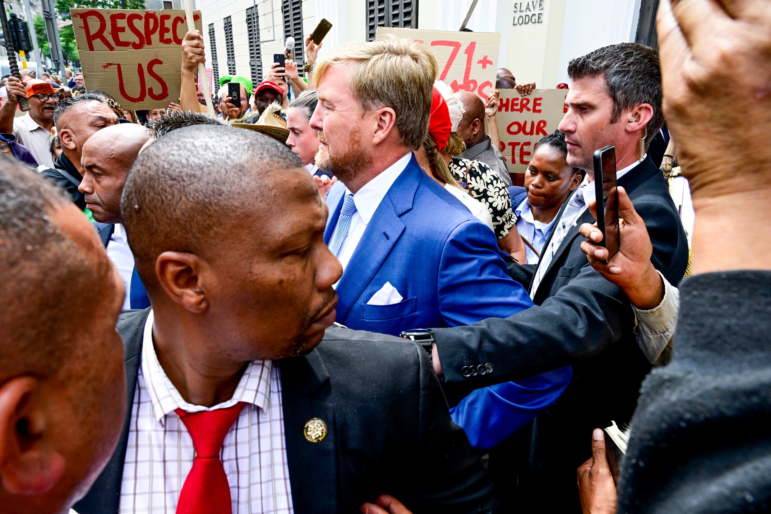 Koninklijk paar baant zich bij slavernijmuseum in Kaapstad door boze ...