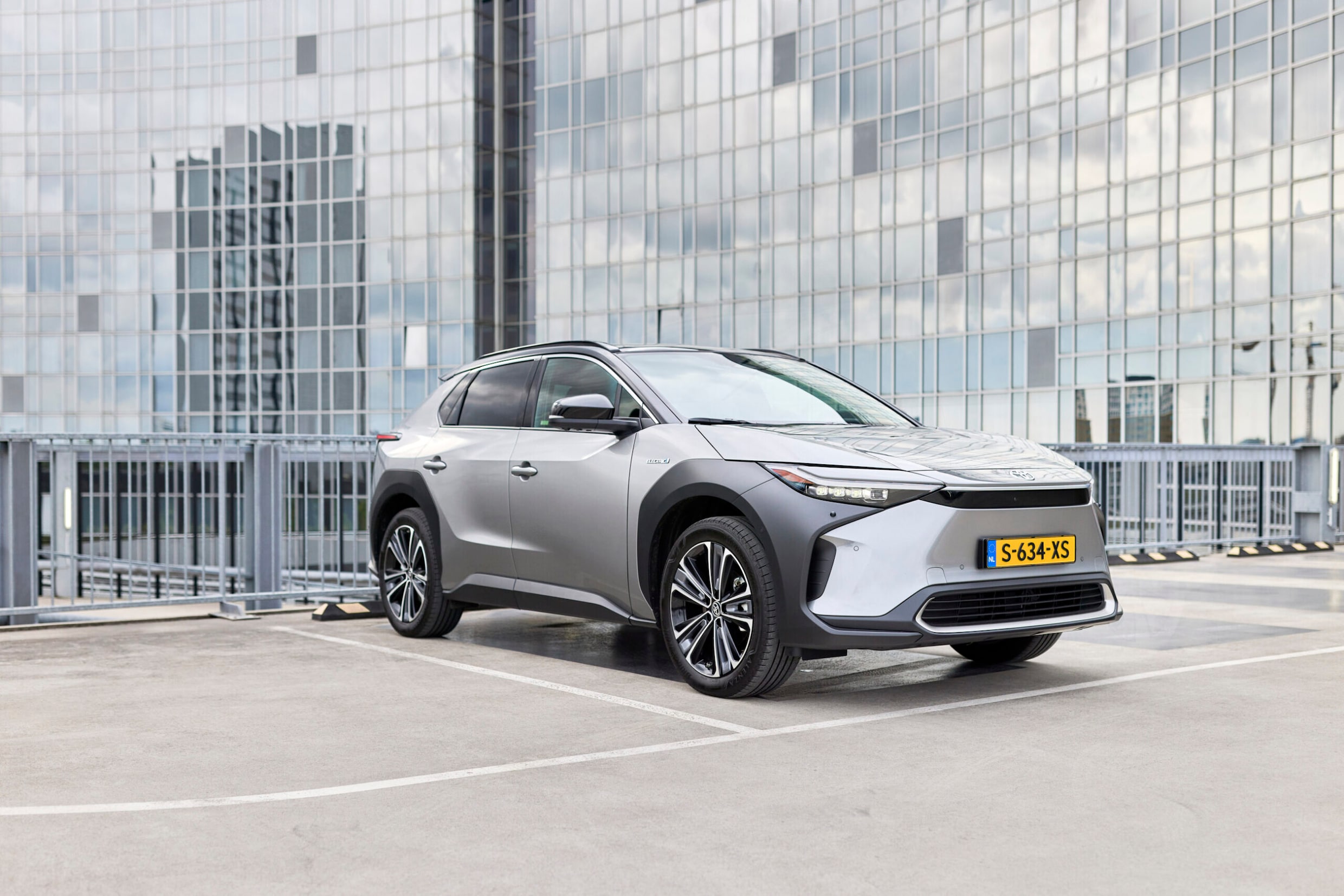 Geen wow-gevoel: de nieuwe e-auto van Toyota voelt als een moetje | de ...