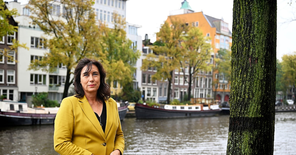 Amsterdamse wethouder Hester van Buren roept ambtenaren op: ‘Je moet ...