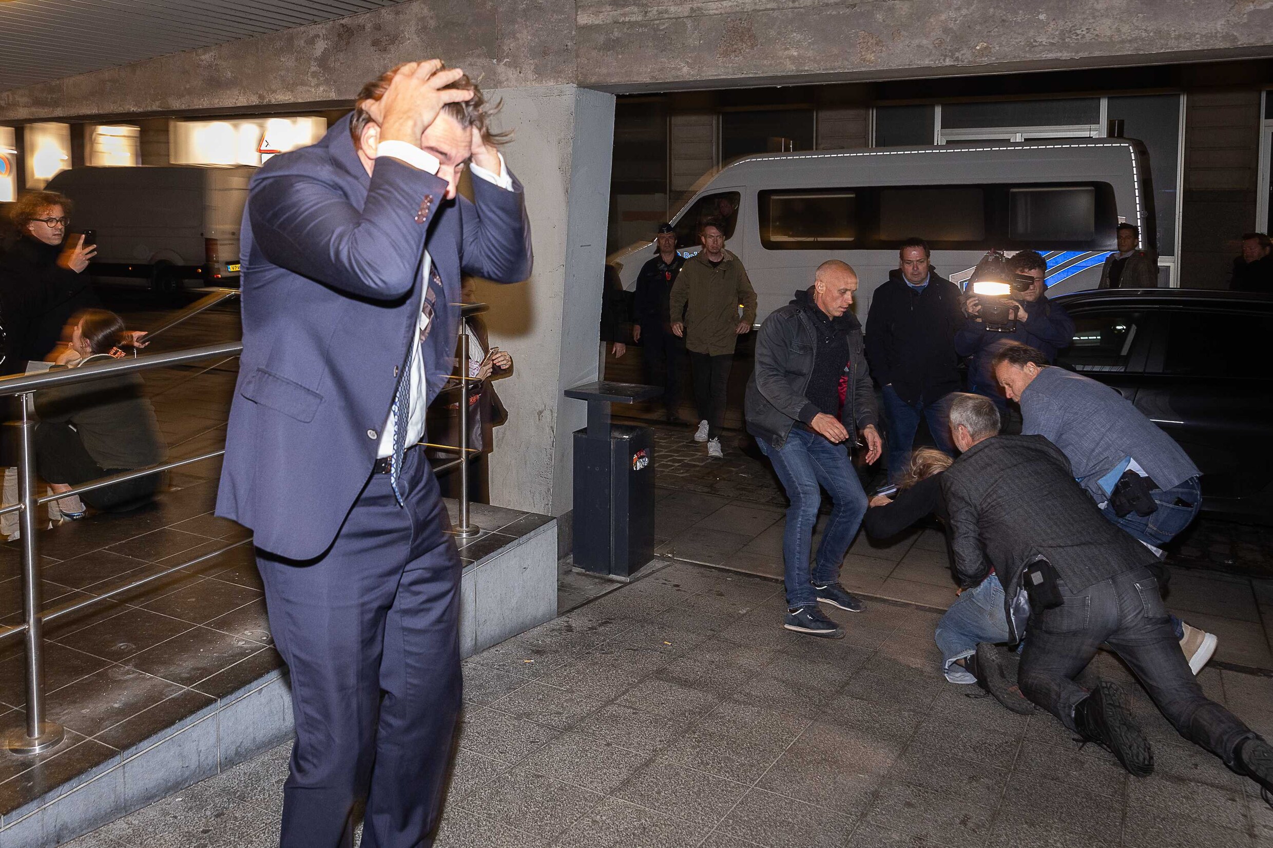 Politie-aanwezigheid, screening en bodyguards konden klap met paraplu ...