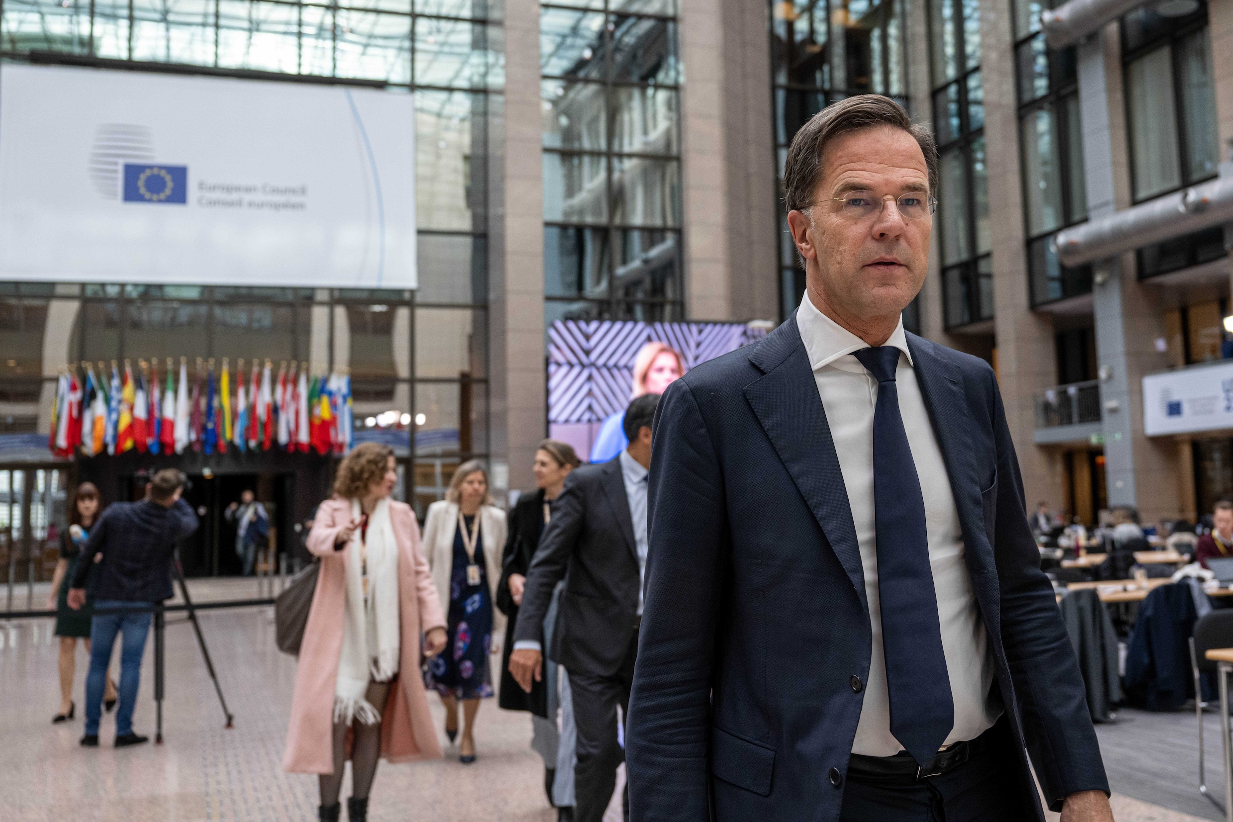 Rutte kijkt in de spiegel: ik had eerder weg moeten gaan (en een baan bij de Navo ziet hij wel ...